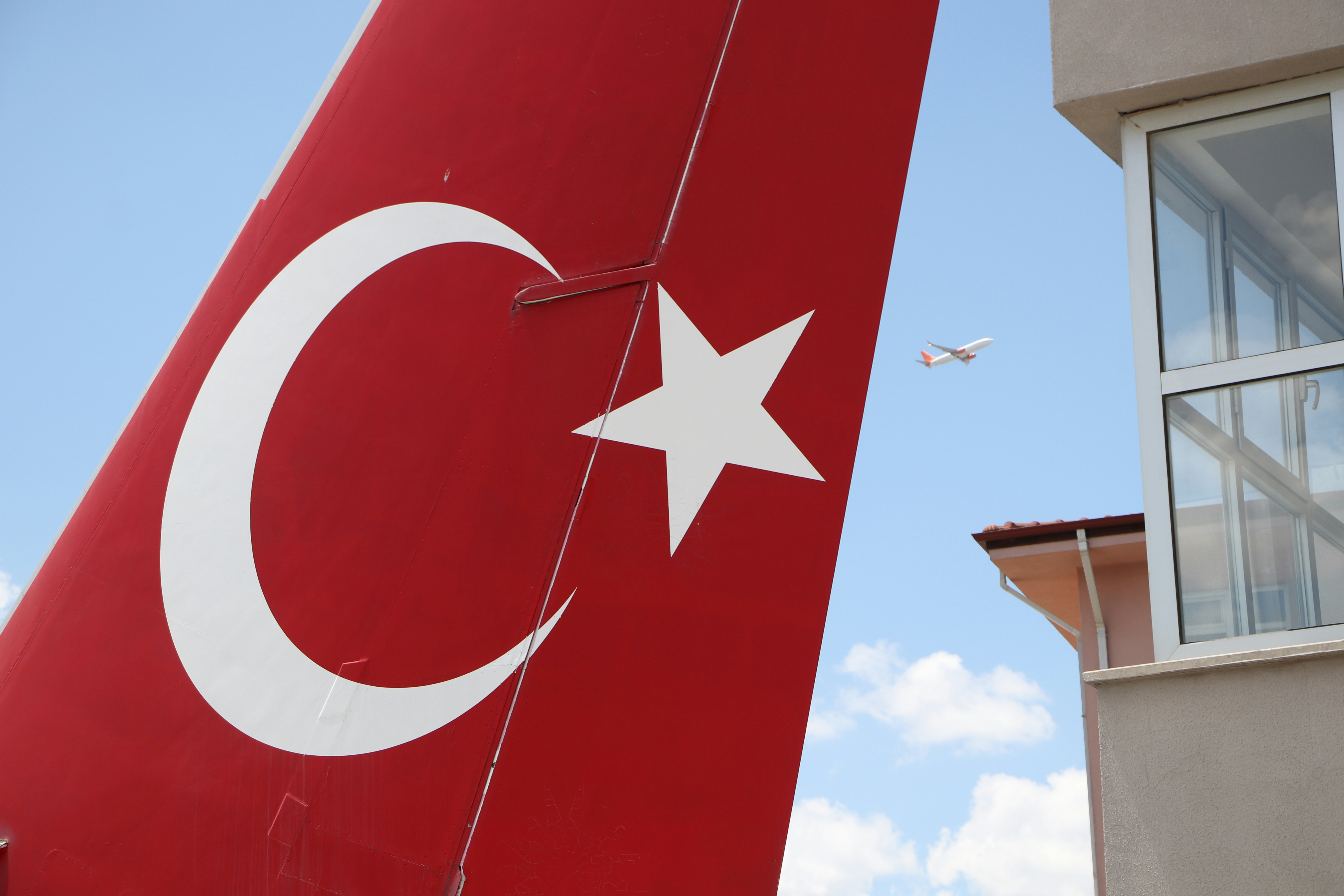 A turkish flag on an airplane tail. photo – Free Black Image on Unsplash