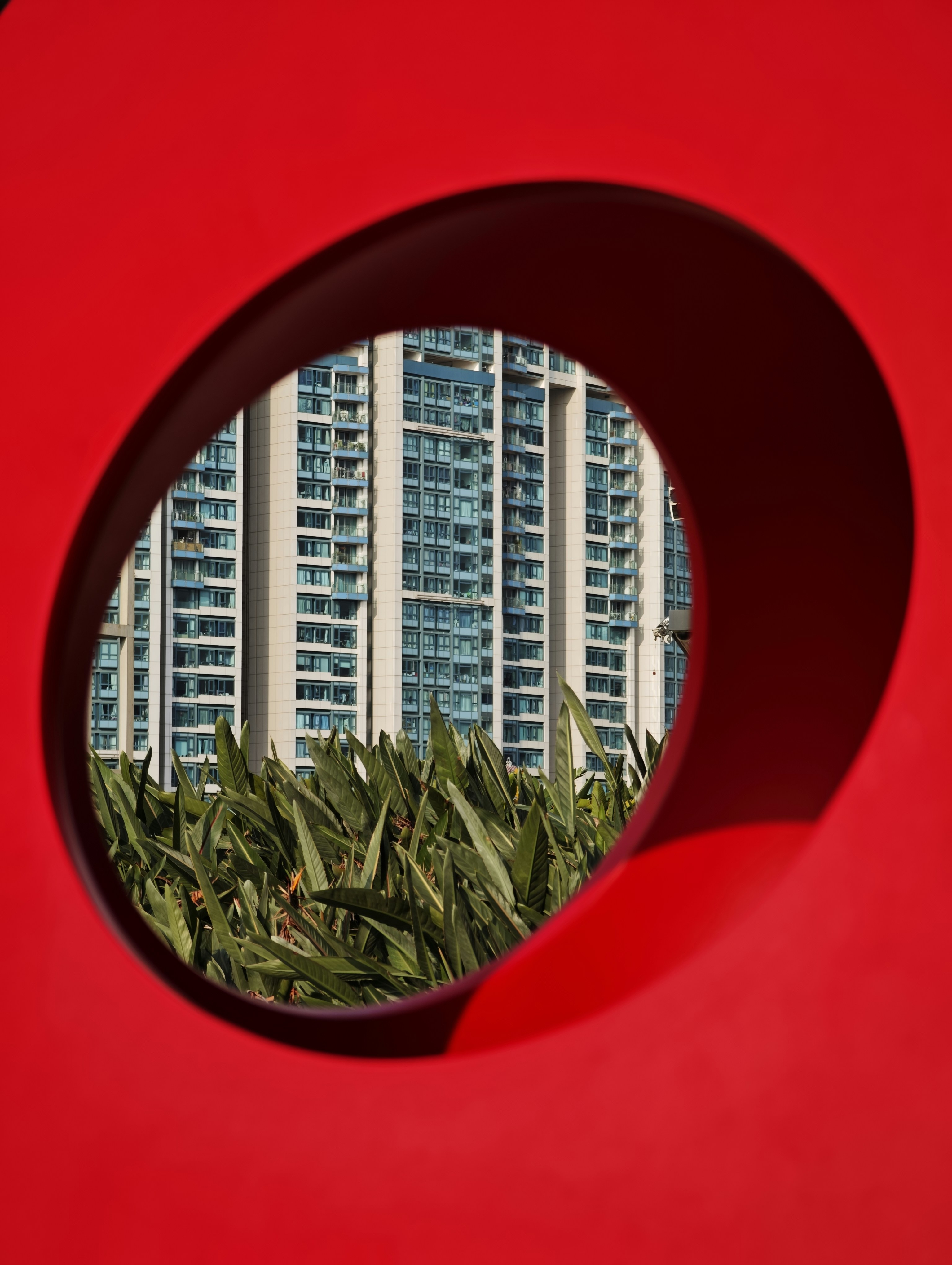 Red frame frames a building's view. photo – Free Building Image on Unsplash