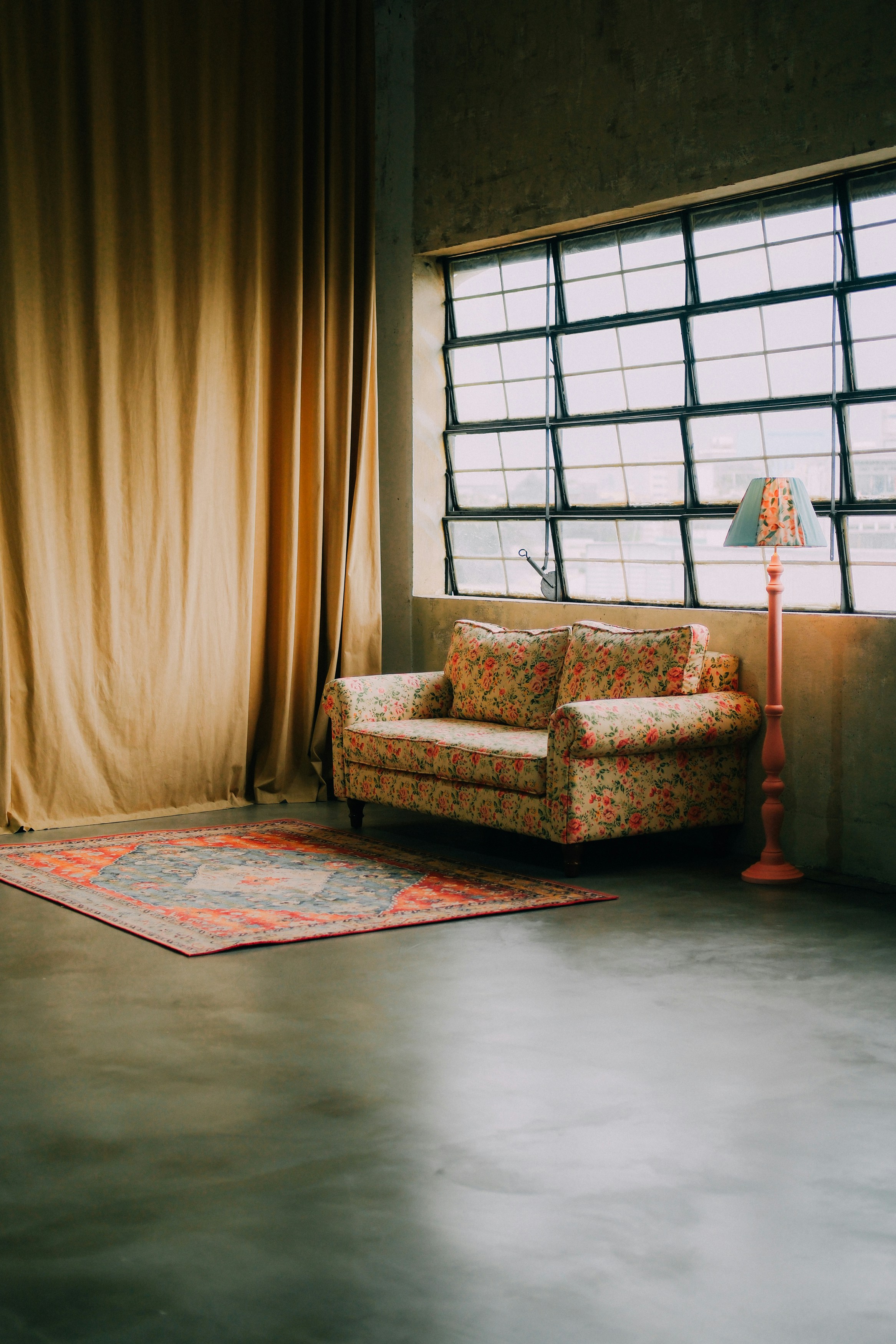 A cozy room with a couch and window. photo – Free House Image on Unsplash