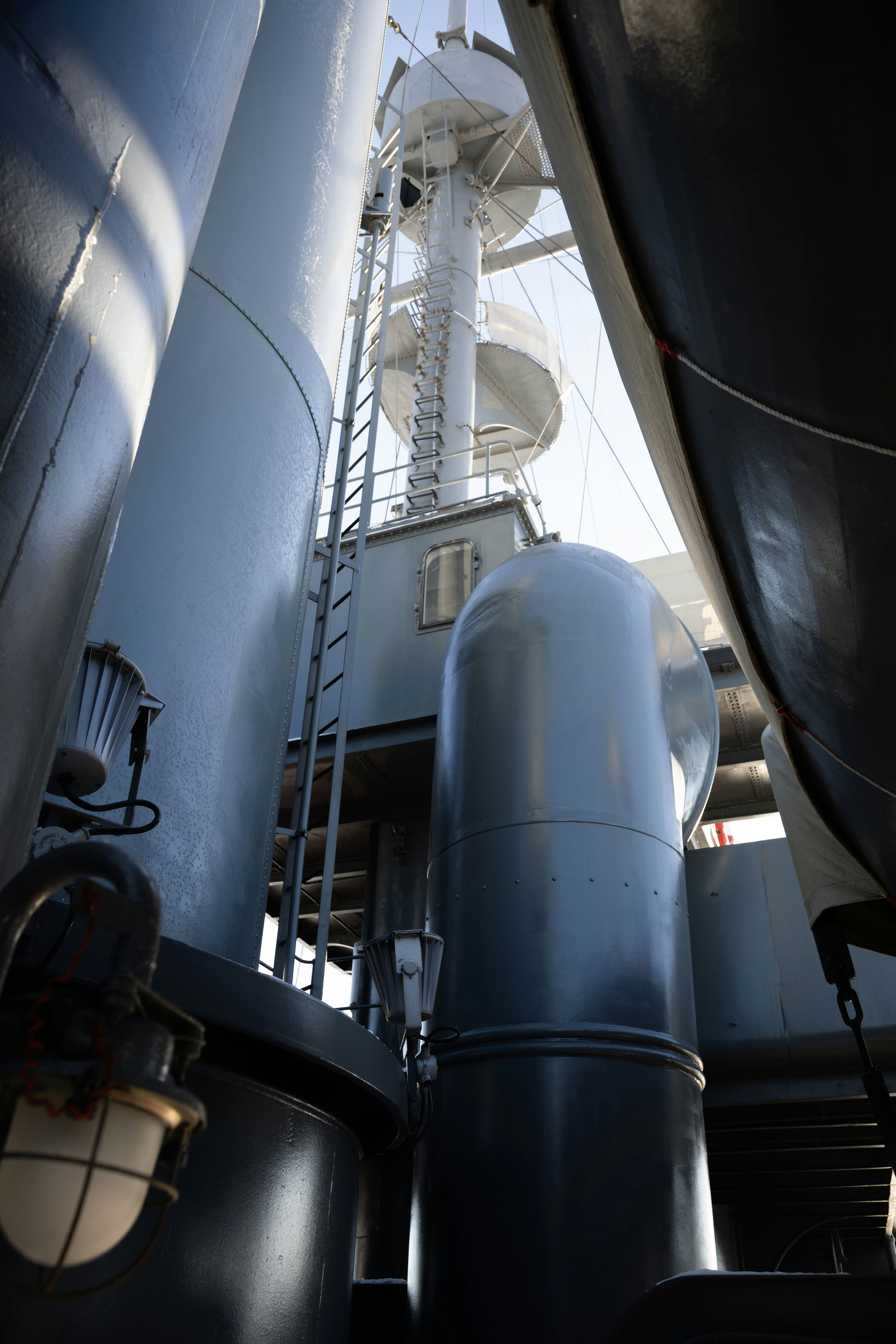 Aurora (cruiser) | Ship's mast and related equipment are shown.