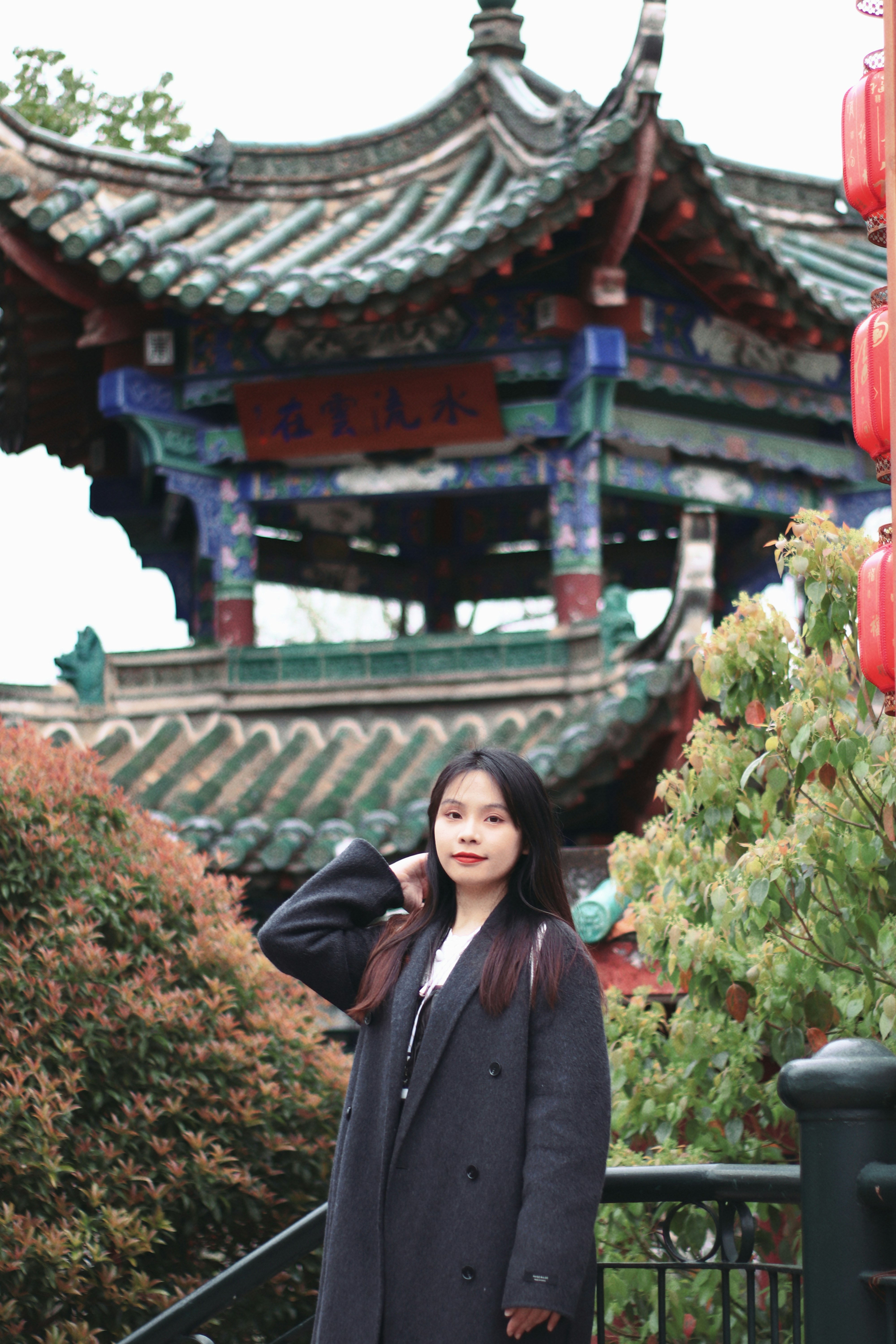 Quiet Confidence beneath the Temple Roof
