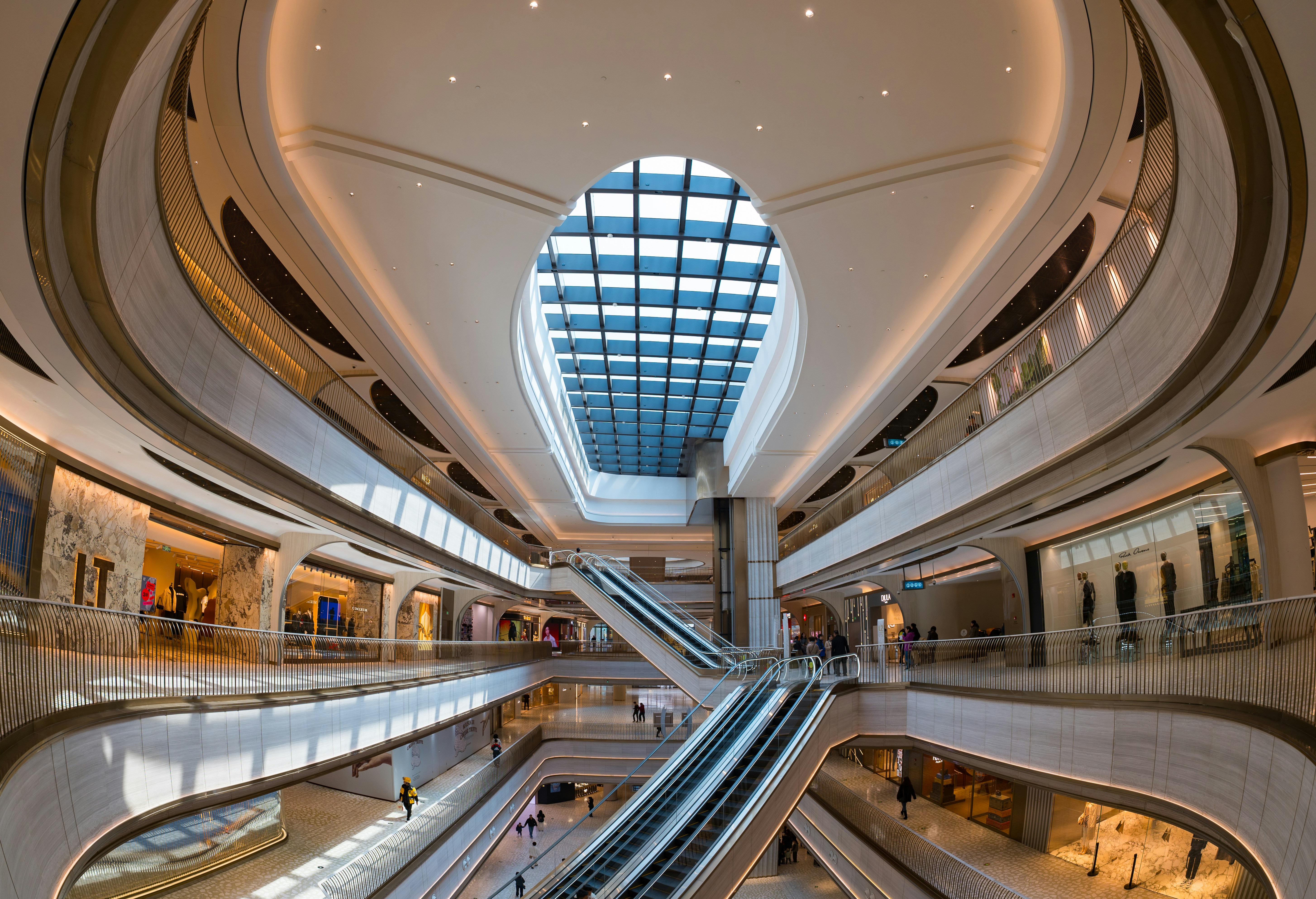 Interior moderno do shopping center com uma clarabóia aberta. foto – Imagem grátis sobre Povo na ...