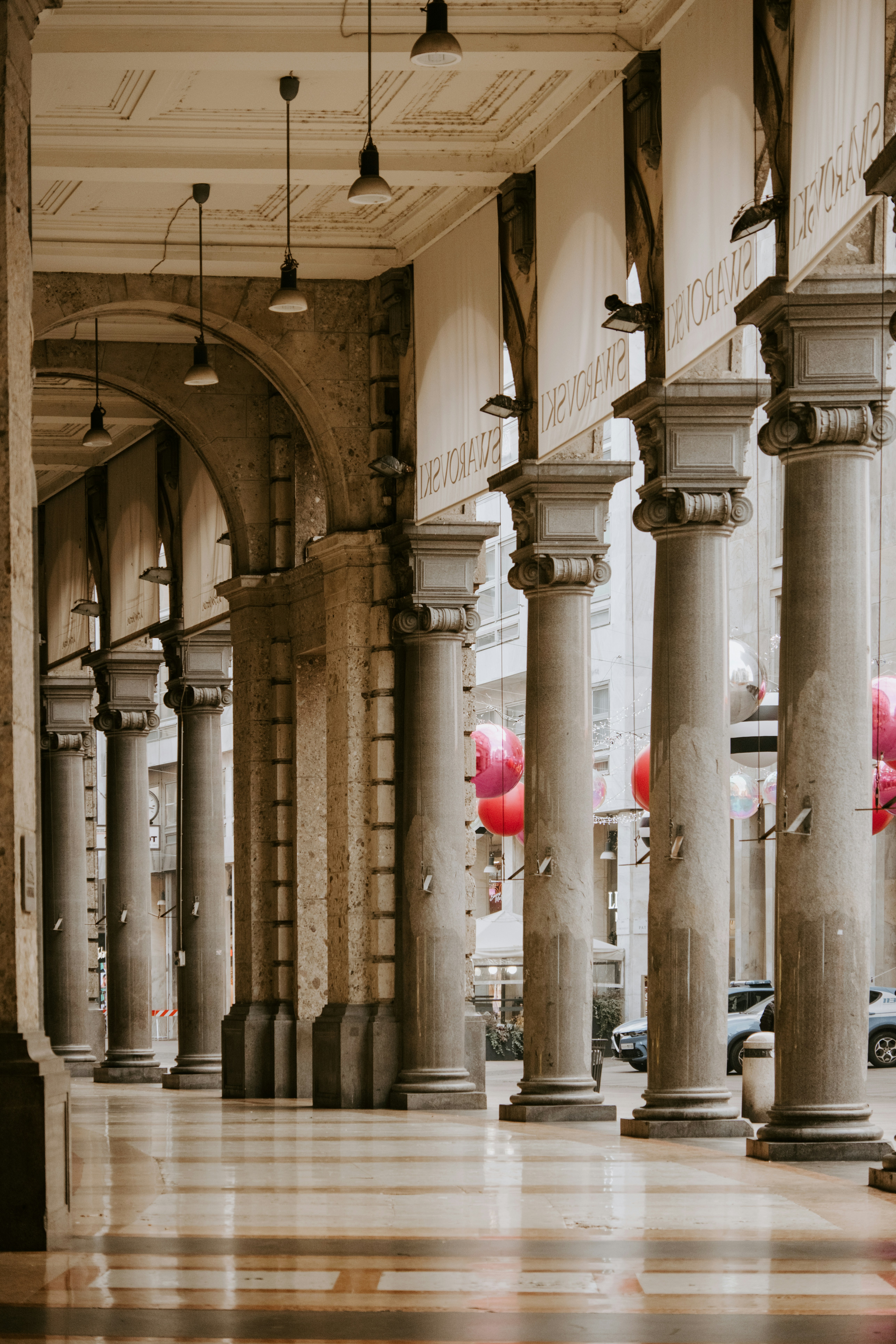 Columnata con columnas clásicas y luces de techo. foto – Imagen de ...