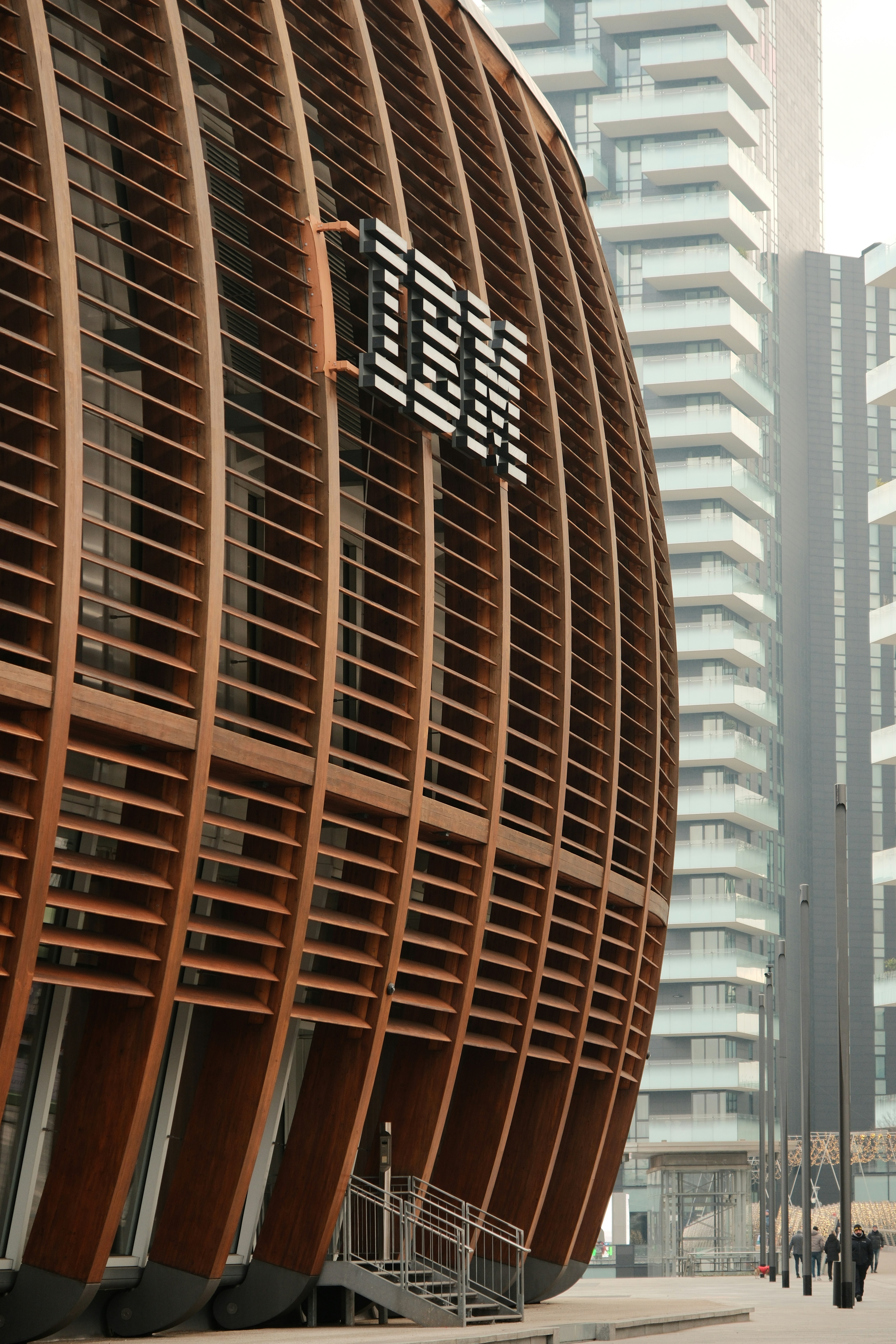 El edificio de IBM tiene una fachada de madera única. foto – Imagen de Milano gratuita en Unsplash