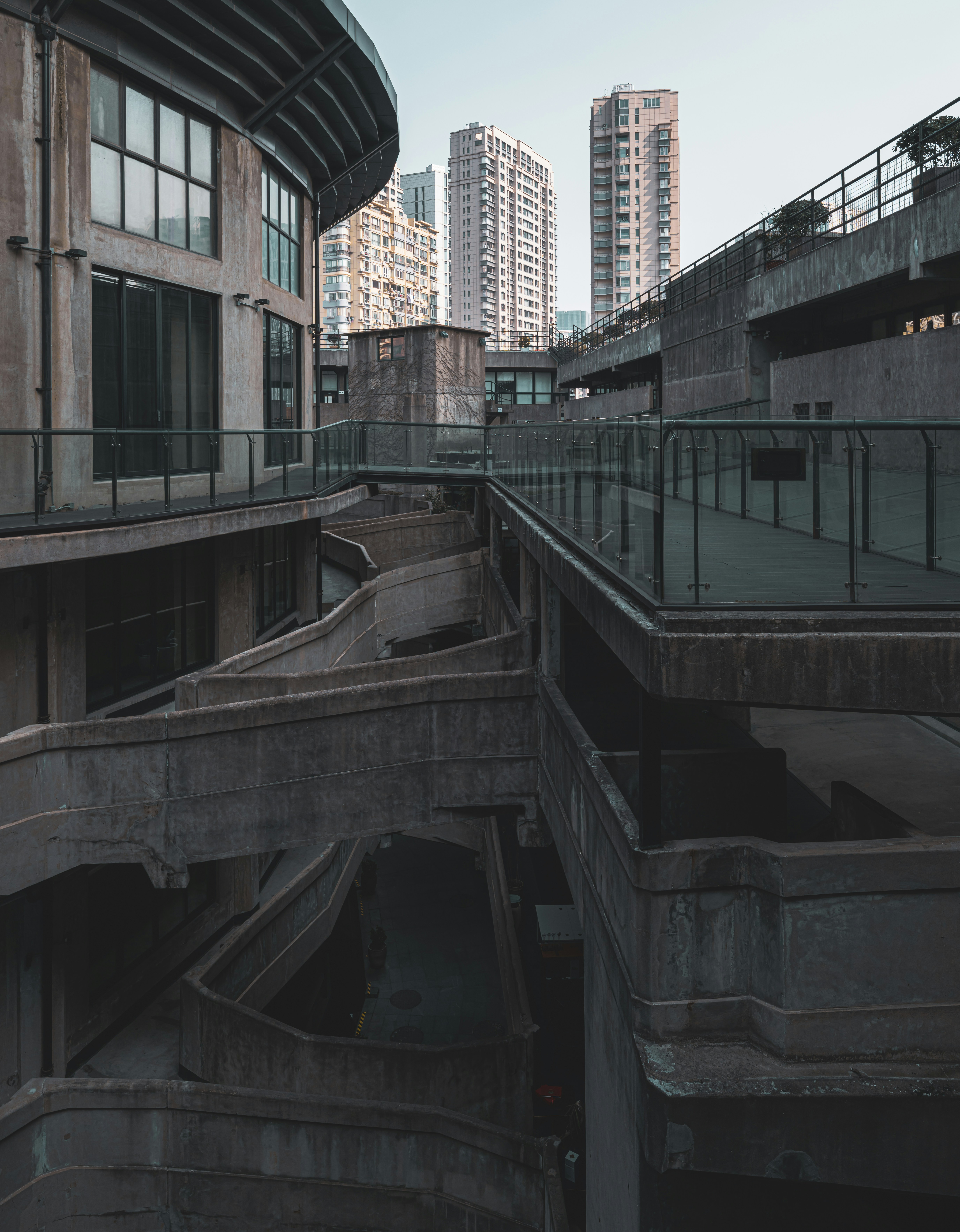 Modern architecture of a complex building with ramps. photo – Free ...