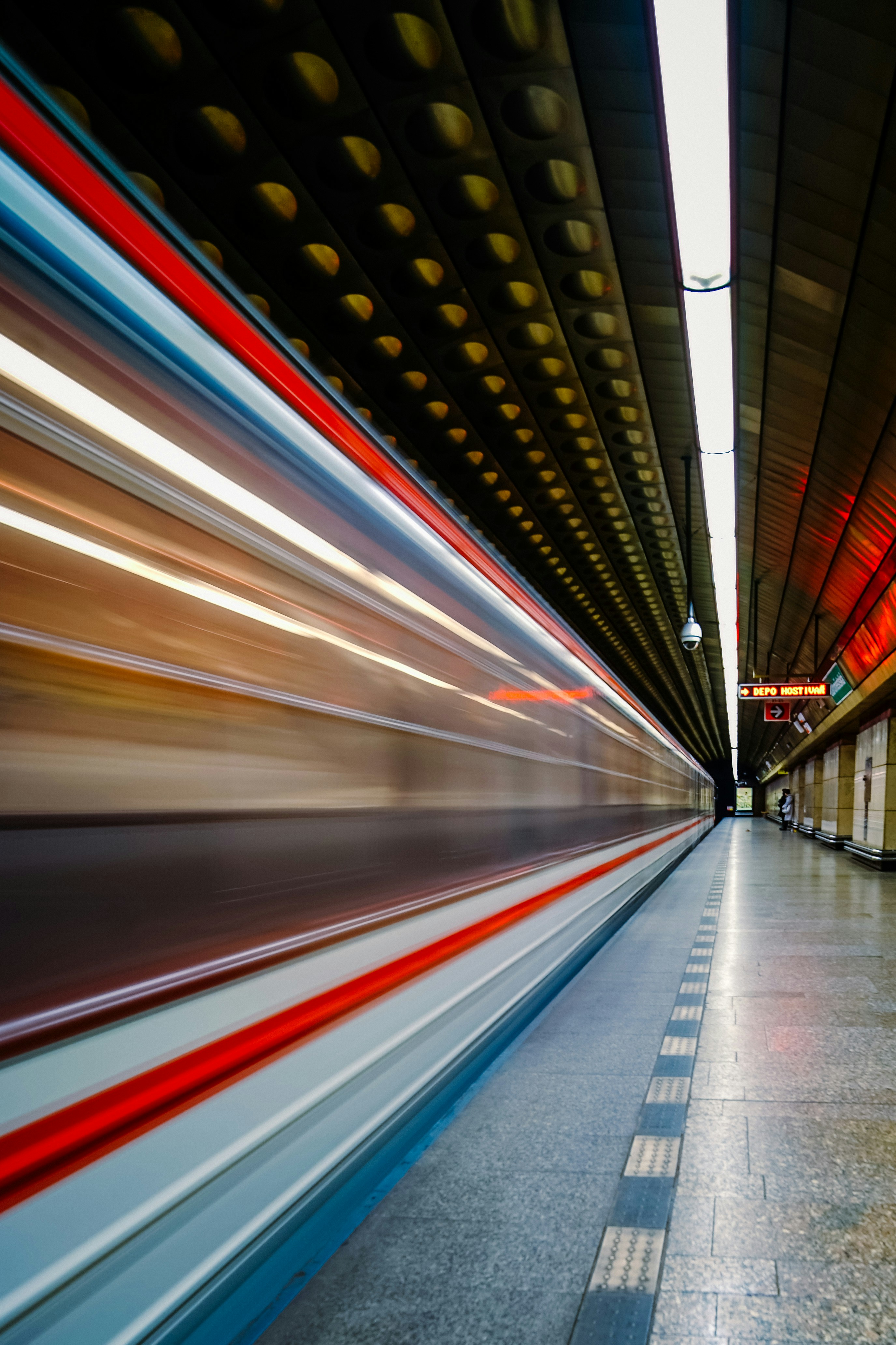 A speeding train streaks through a subway station. photo – Free Street ...
