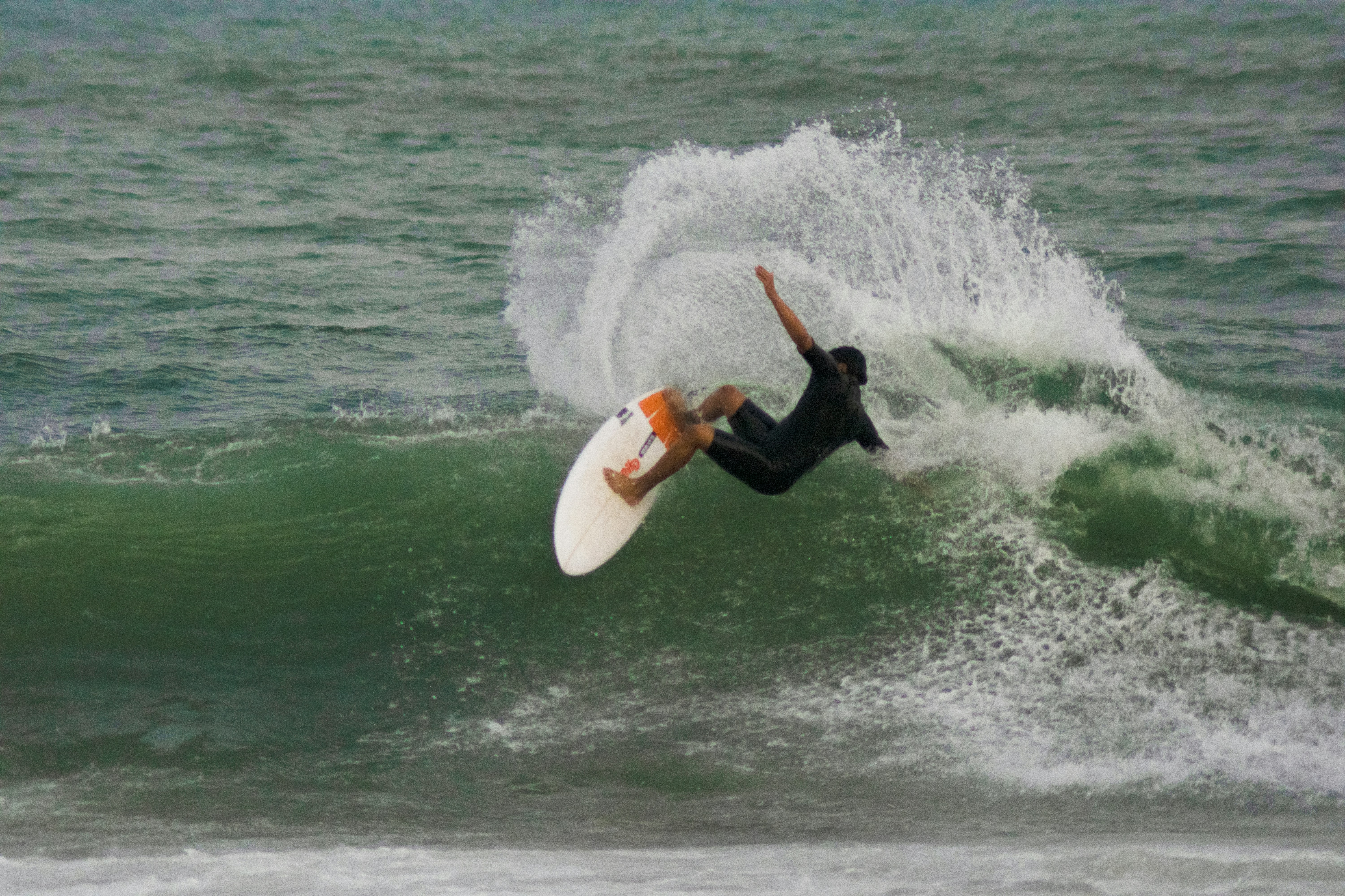 Surfer is catching a wave and doing a trick. photo – Free Beach Image on Unsplash