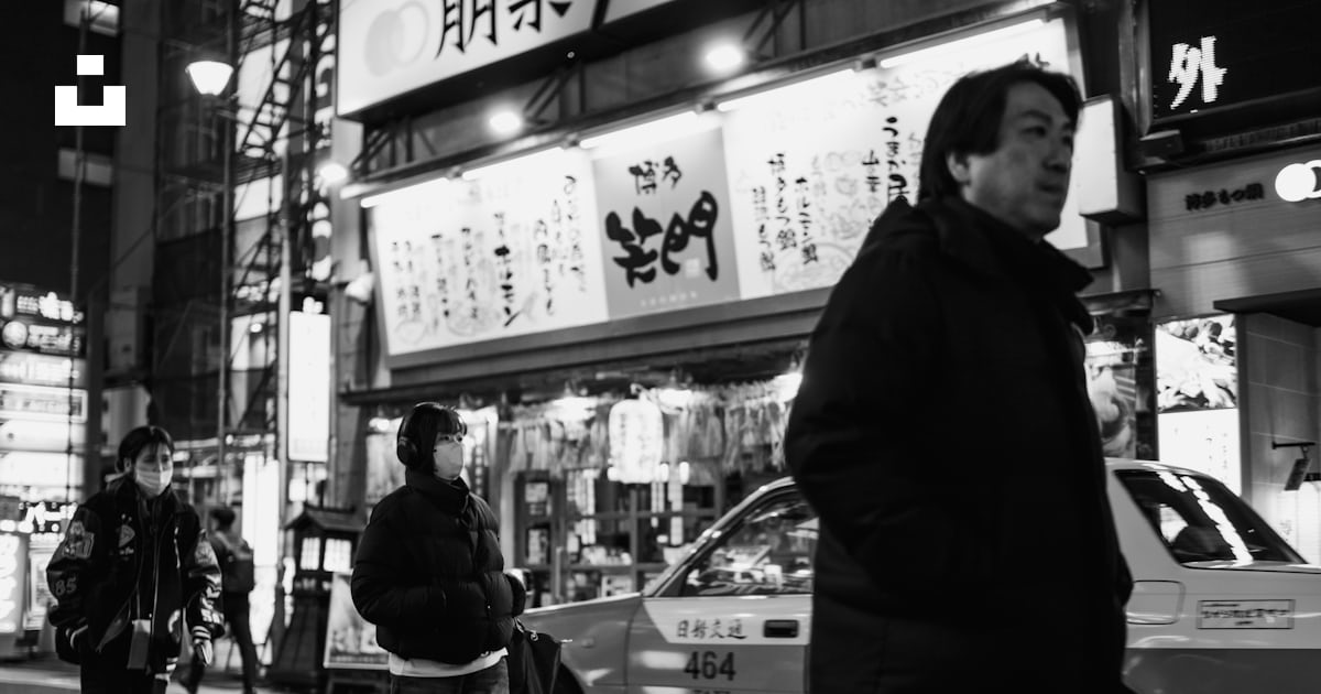 일본에서는 사람들이 밤에 번화한 거리를 건넙니다 사진 Unsplash의 무료 자동차 이미지