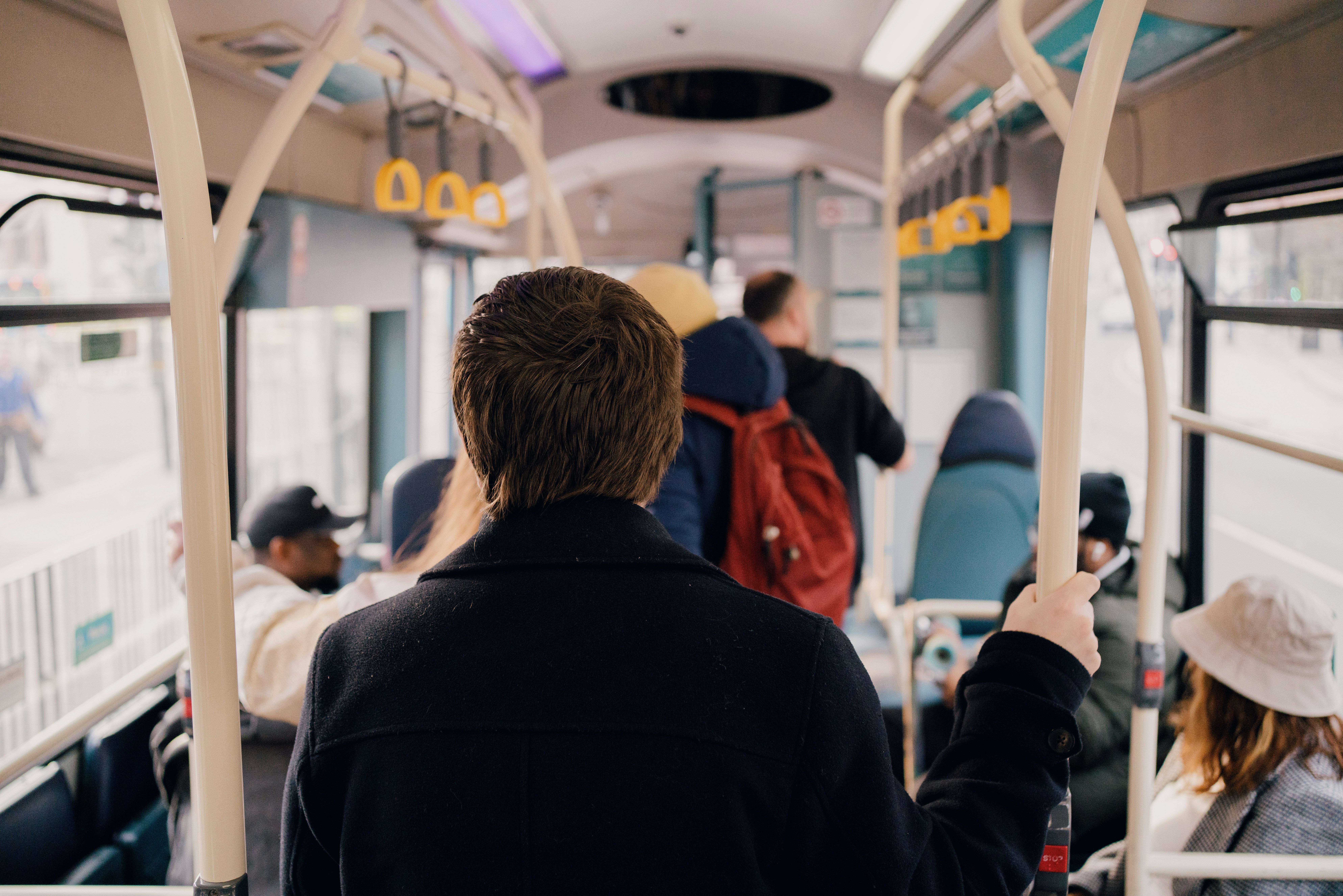 La gente viaja en un autobús con otras personas. foto – Imagen de Mujer ...