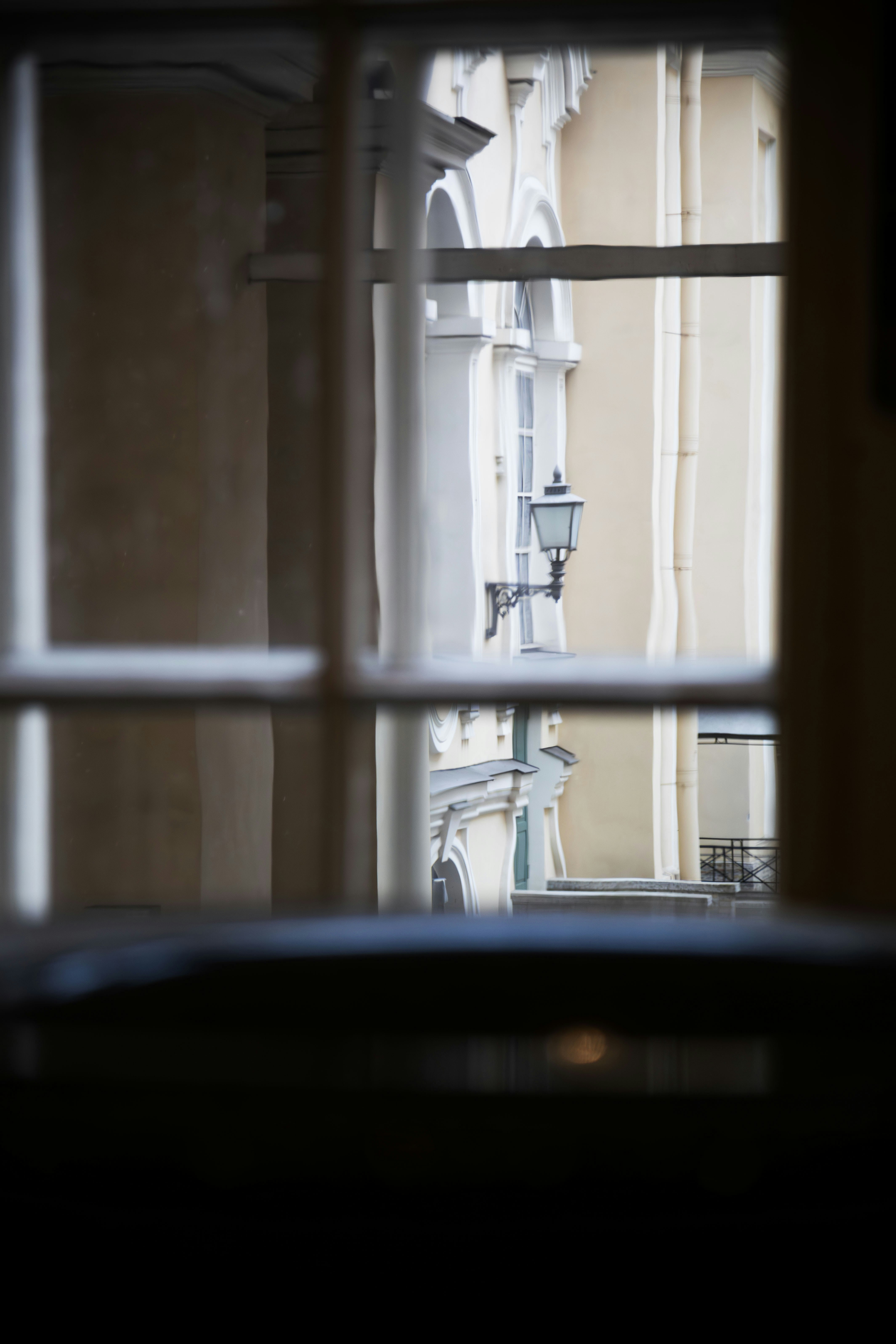 Vista de un edificio a través del marco de una ventana. foto – Imagen gratuita en Unsplash