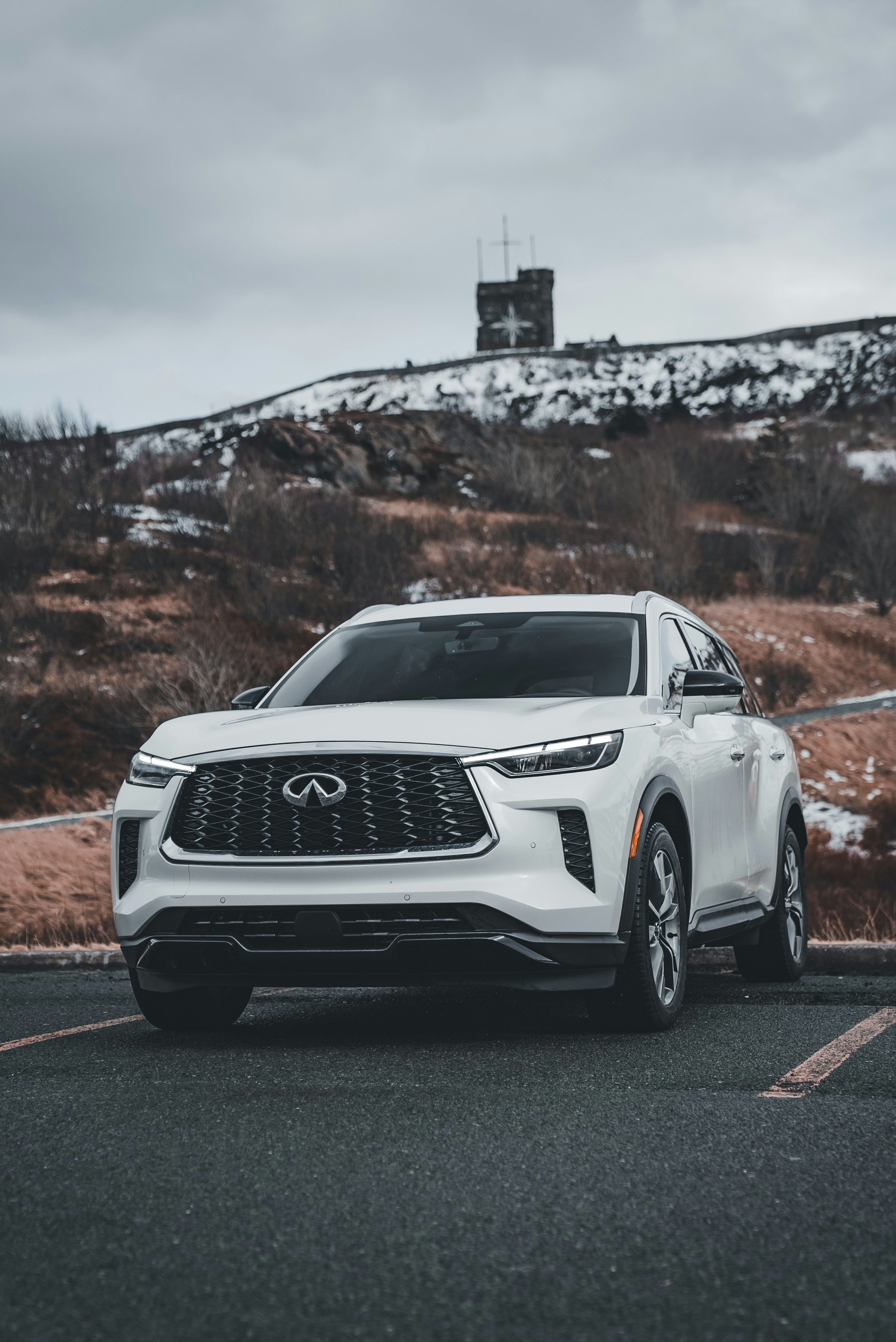 A white infiniti suv is parked outdoors. photo – Free Car Image on Unsplash