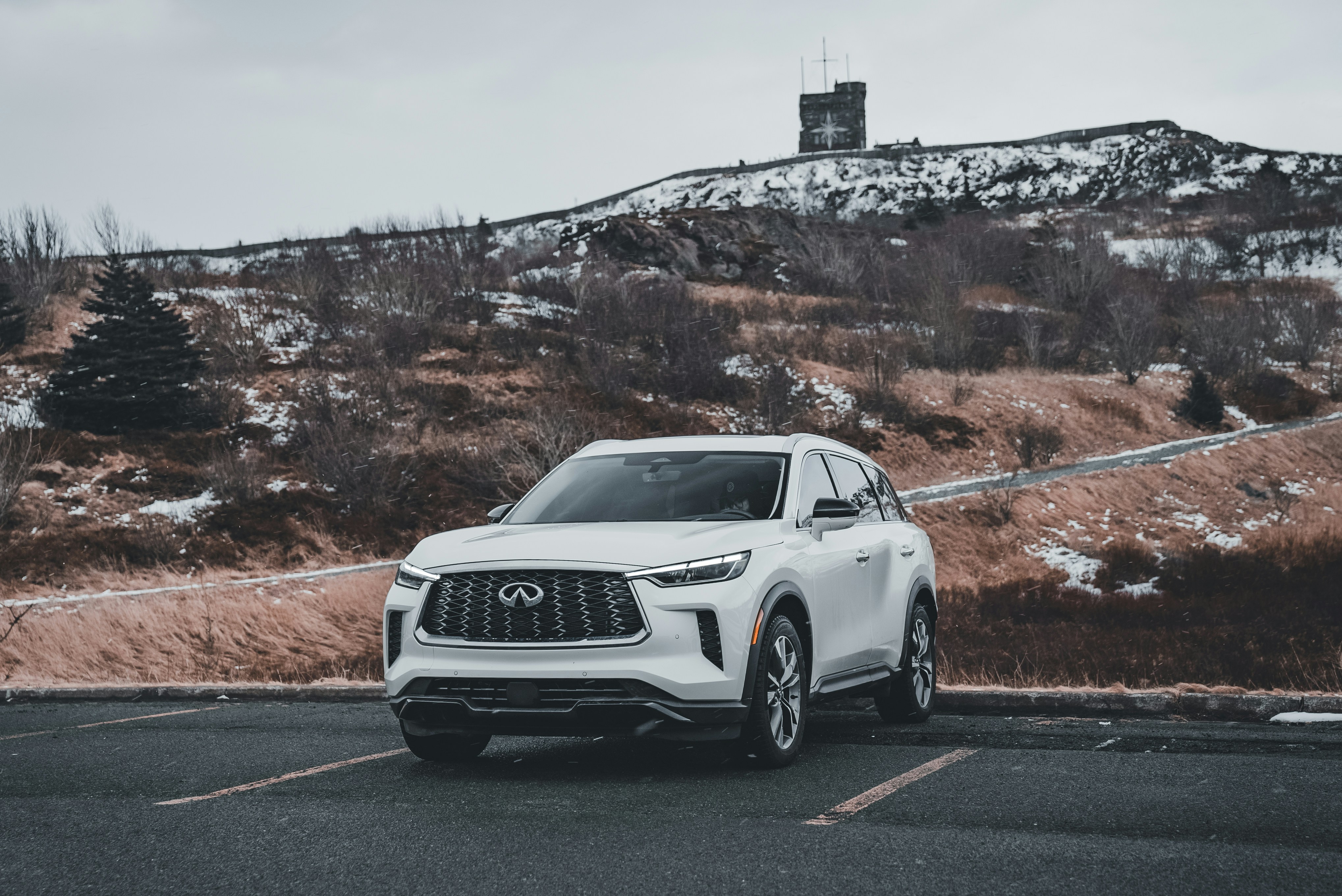 Un SUV infiniti blanco está estacionado. foto – Imagen de Coche gratuita en Unsplash