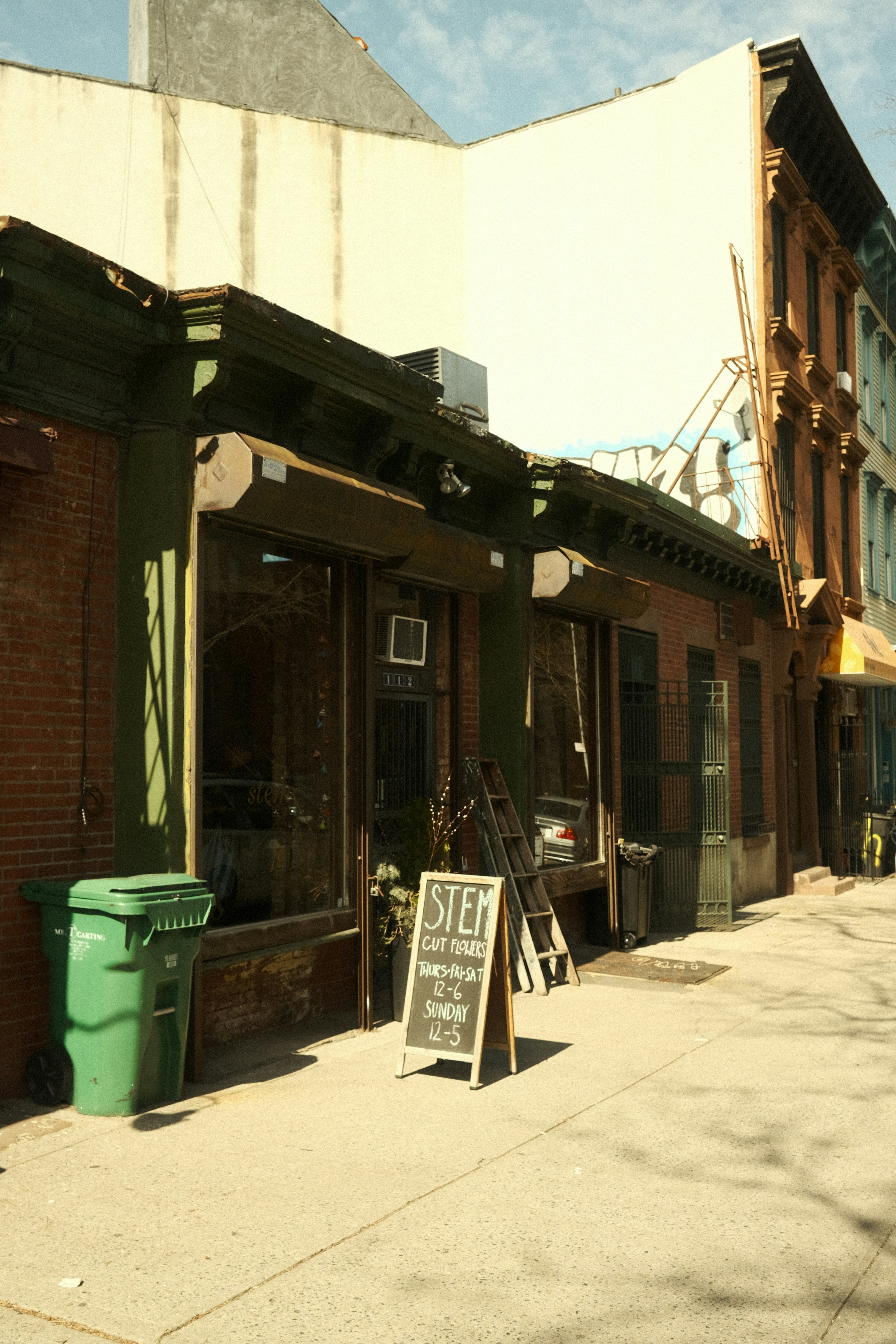 Un café se trouve sur un trottoir de la ville sous le soleil. photo ...