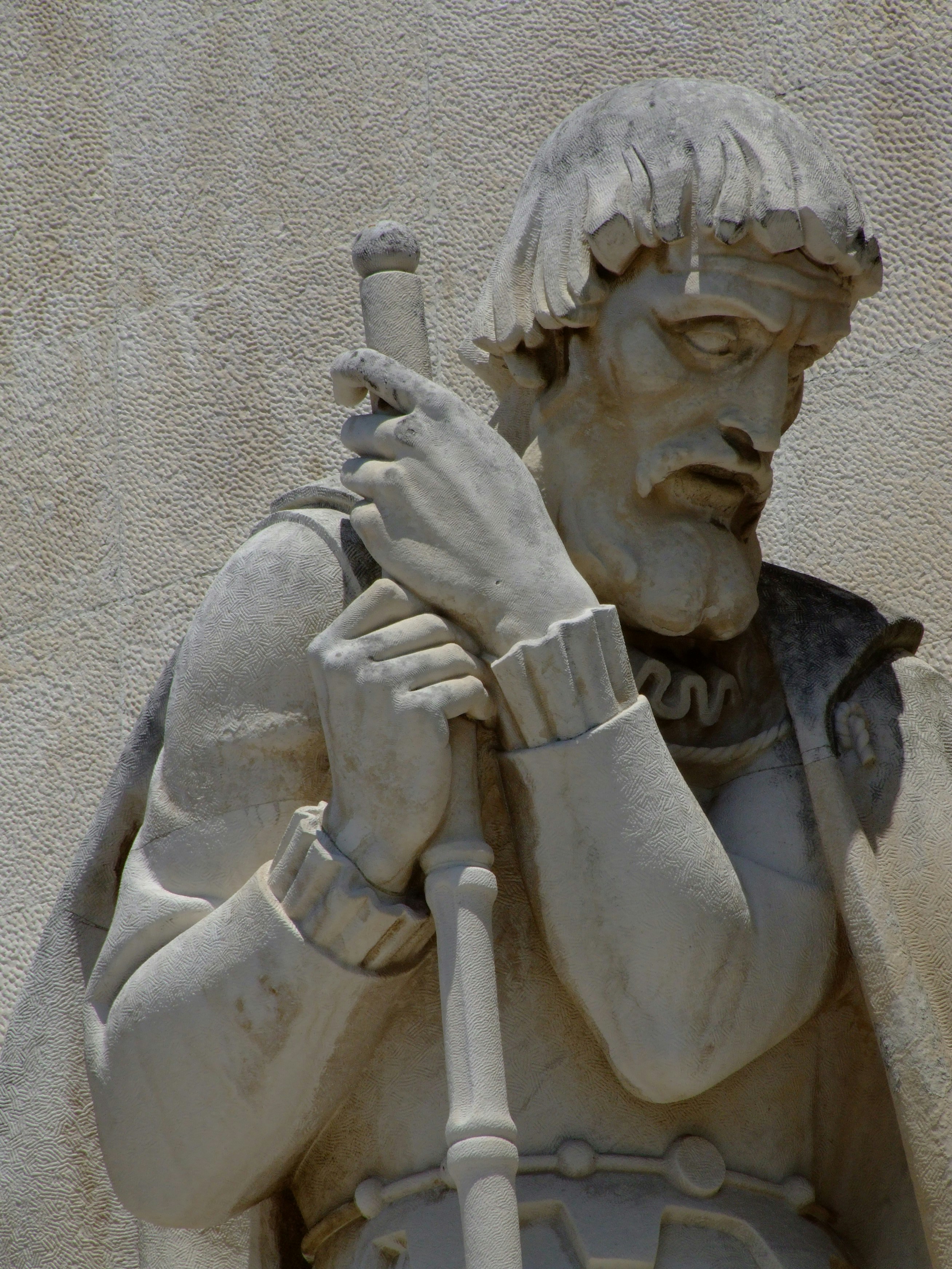 Une statue de pierre représente un guerrier médiéval. photo – Image ...