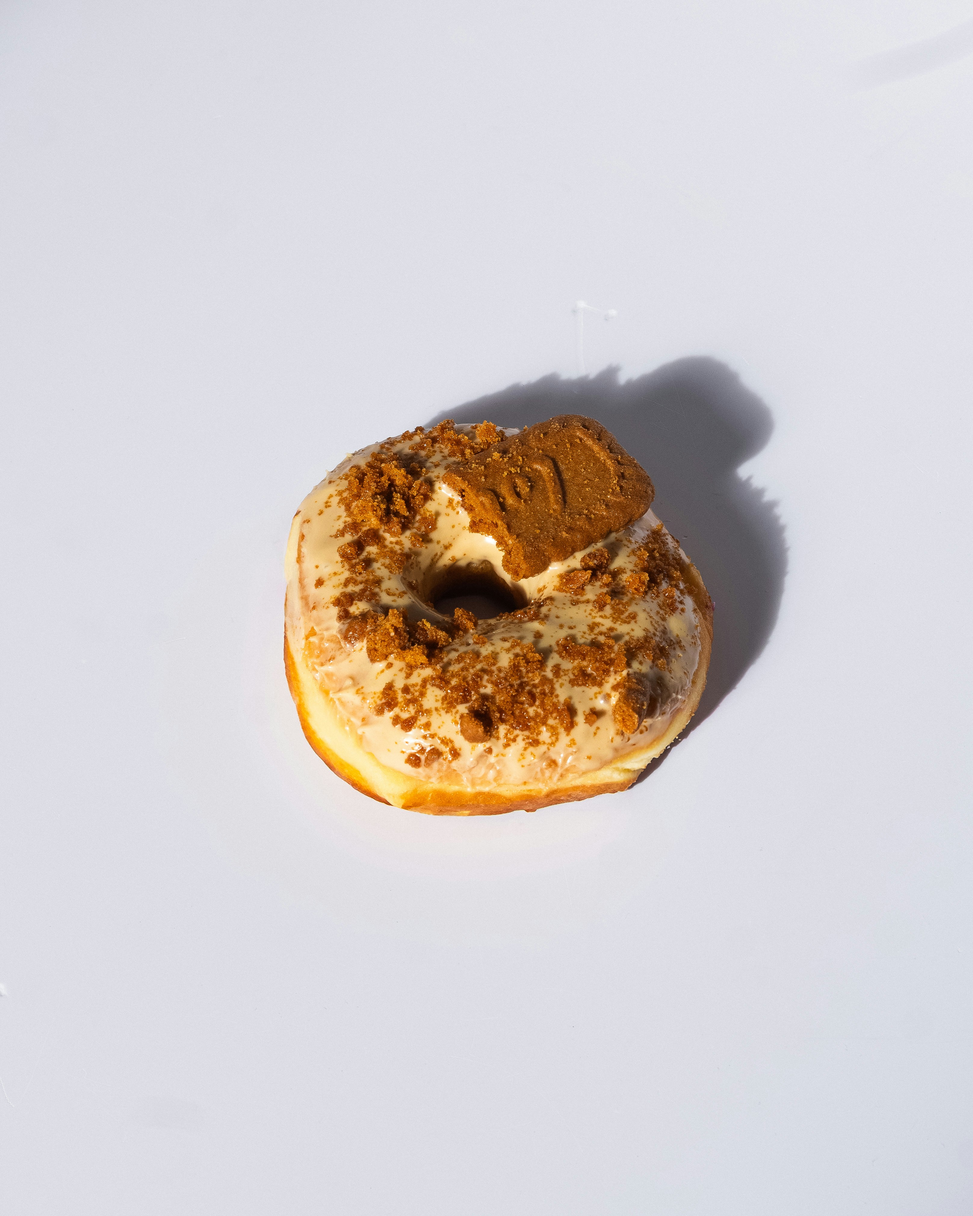A delicious donut, topped with a crumbly topping. photo – Free Food ...