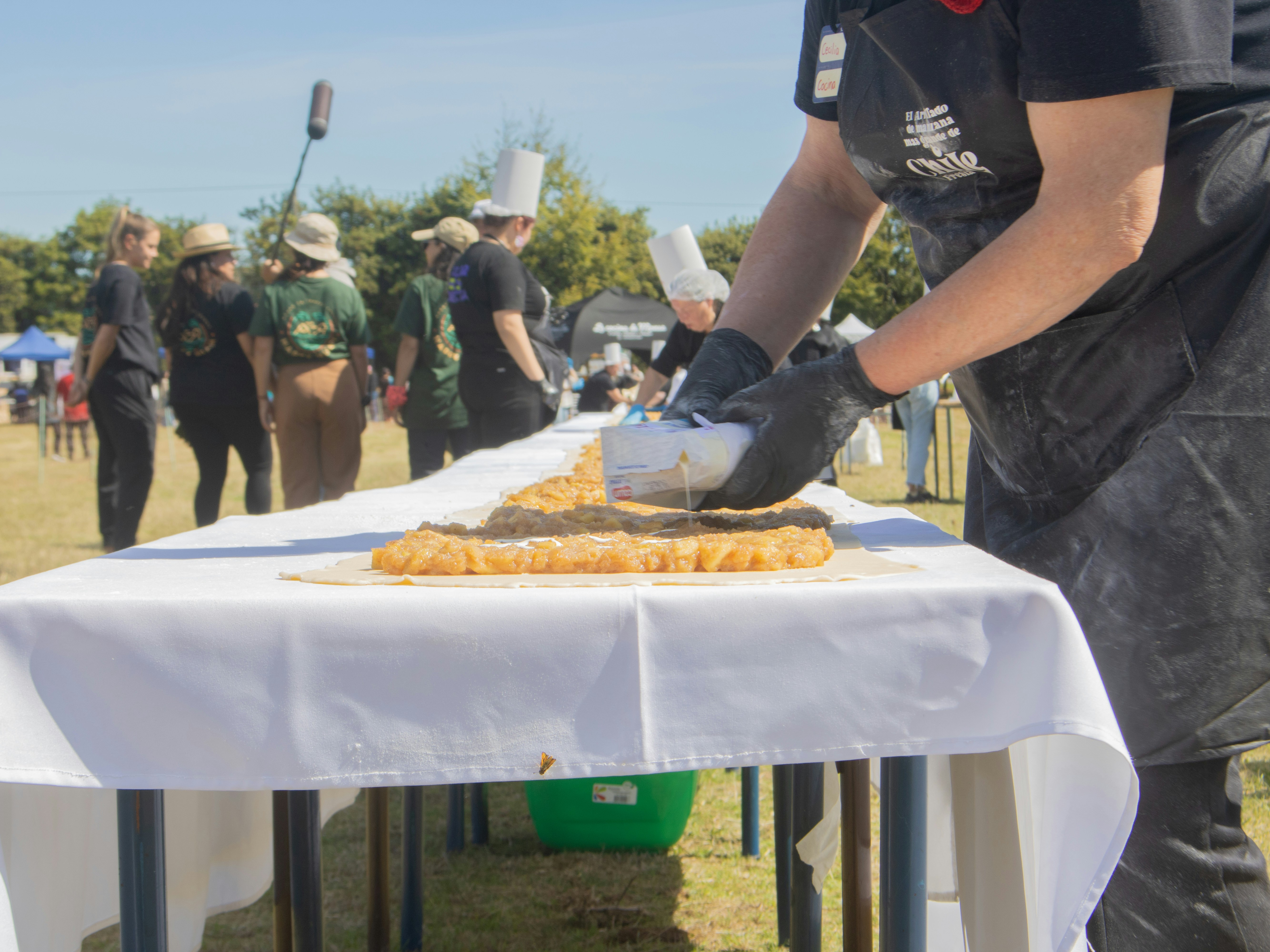 A chef decorates a very long pastry. photo – Free Chile Image on Unsplash