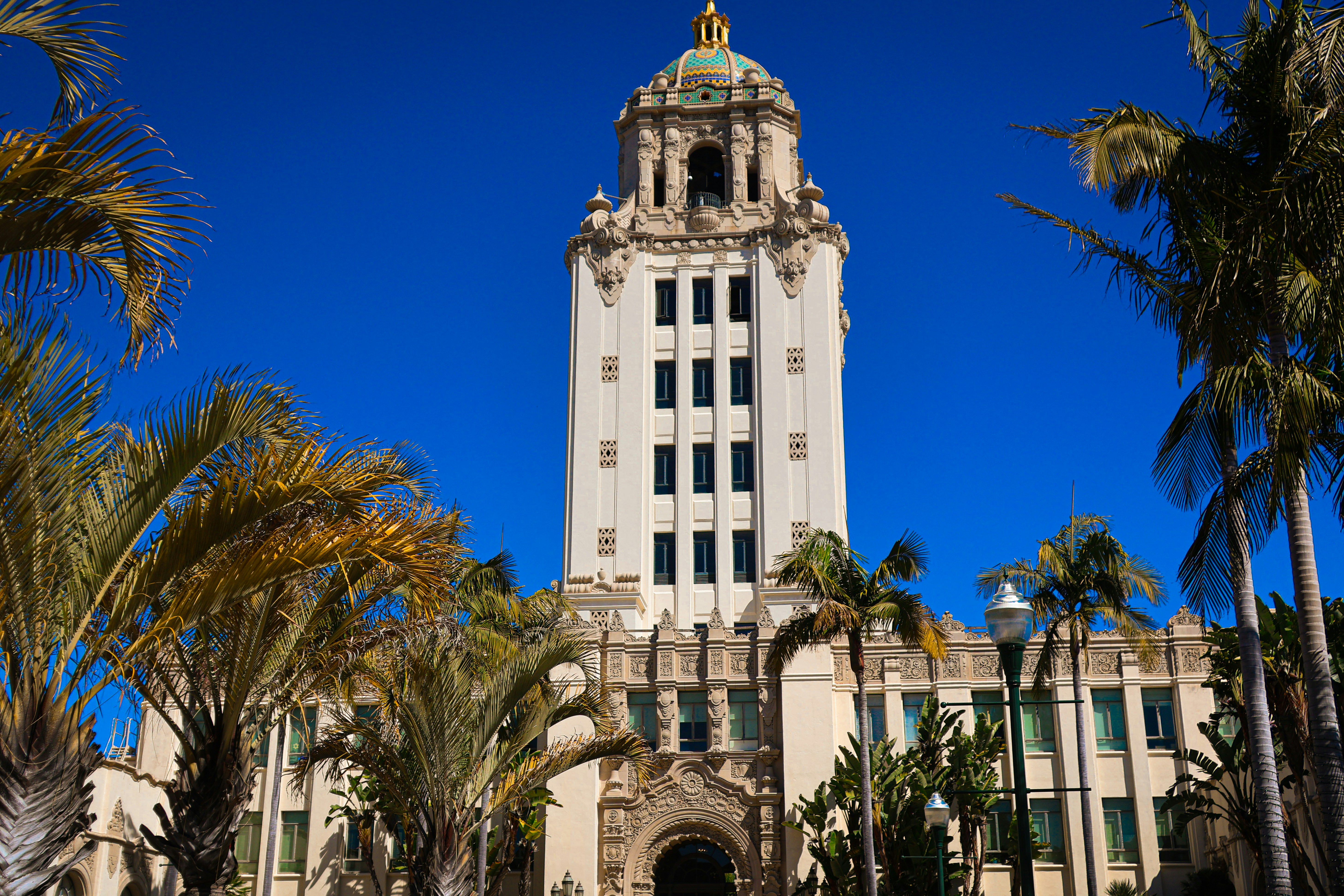 Beverly hills city hall stands tall under the blue sky. photo – Free ...