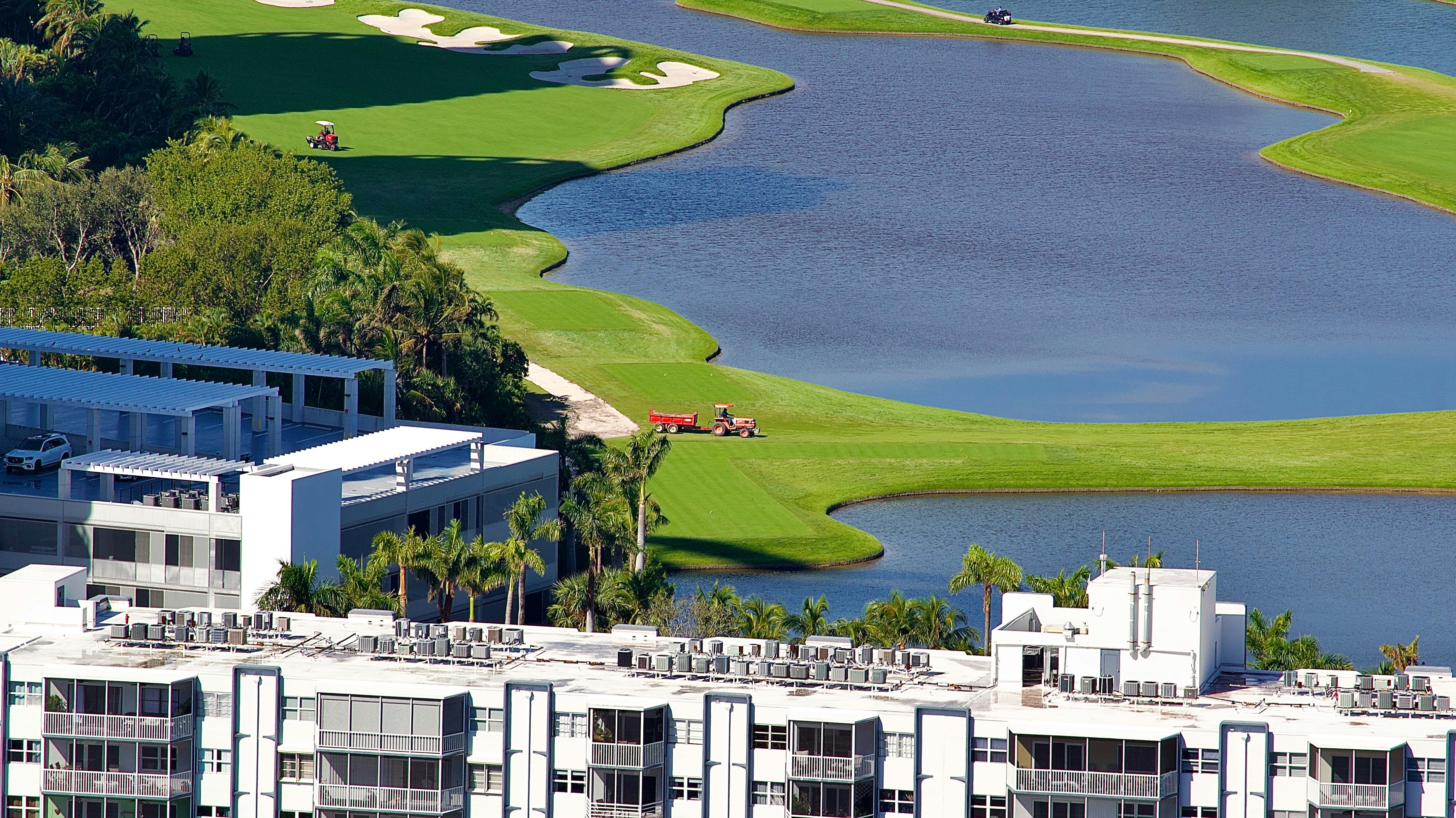 Campo de golf y edificios junto a un lago. foto – Imagen de Coche gratuita en Unsplash