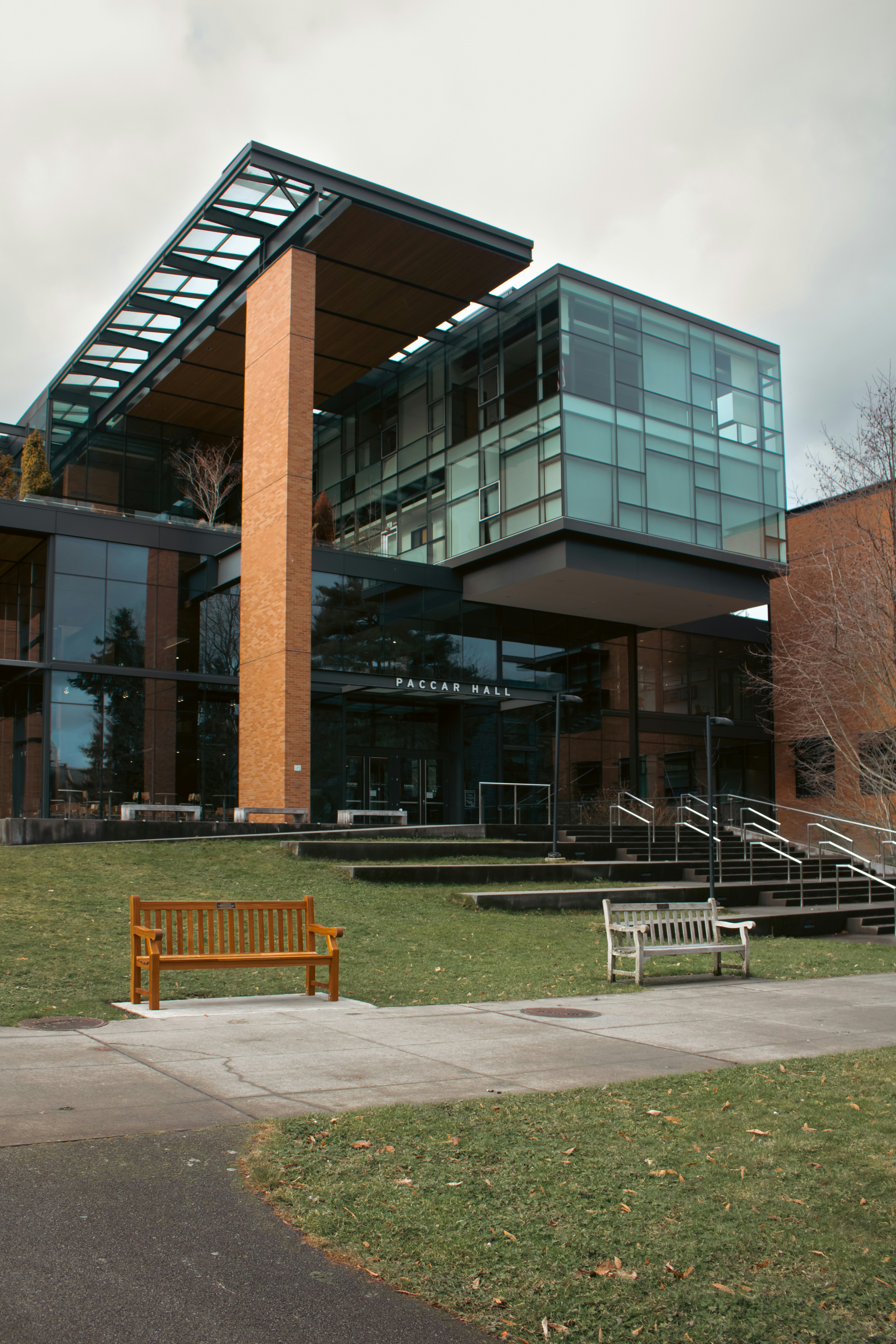 Modern building with glass windows and a walkway. photo – Free Building ...