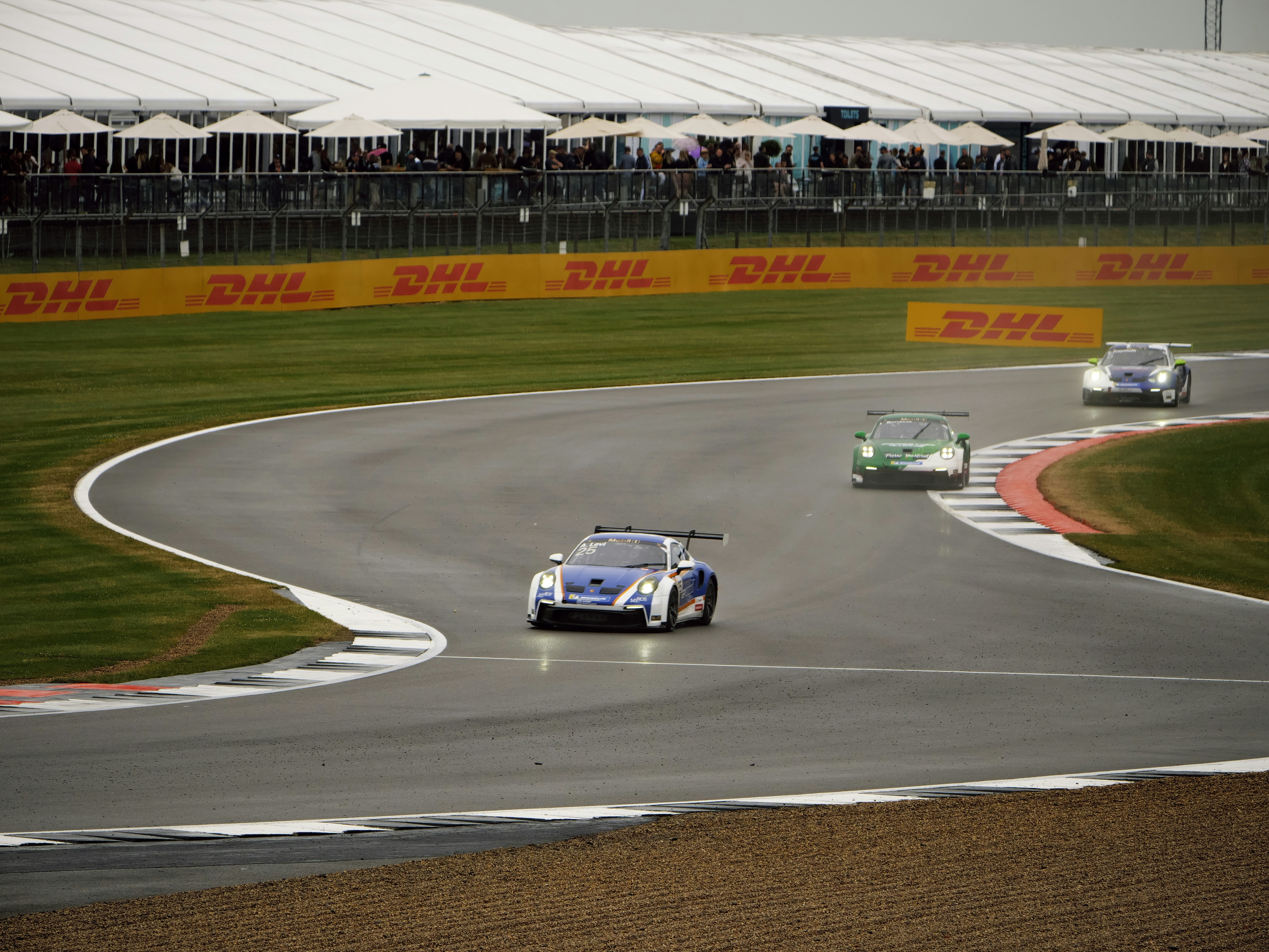 Race cars speeding around a track. photo – Free Car Image on Unsplash