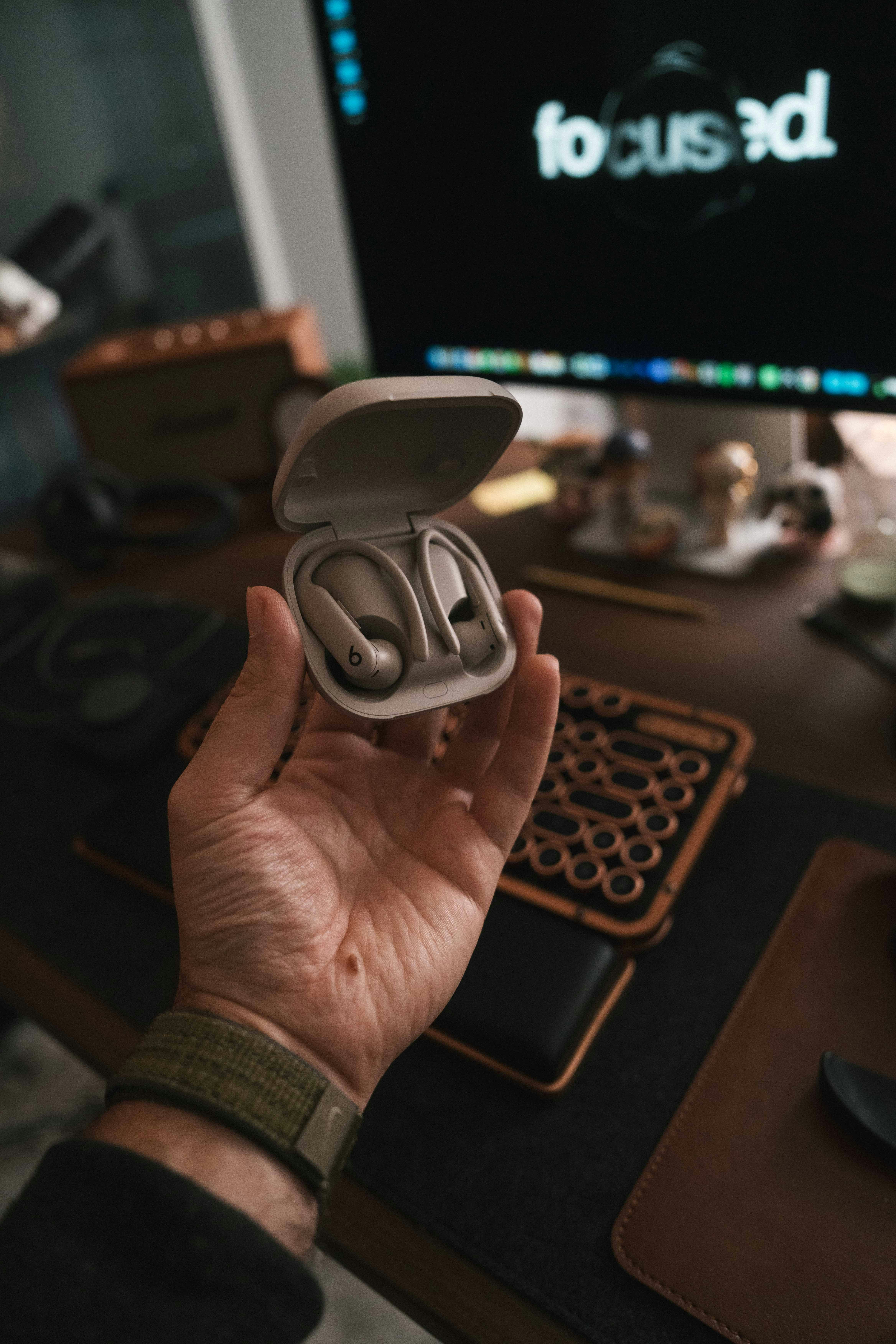 Man holds open wireless earbuds case. photo – Free Music Image on Unsplash