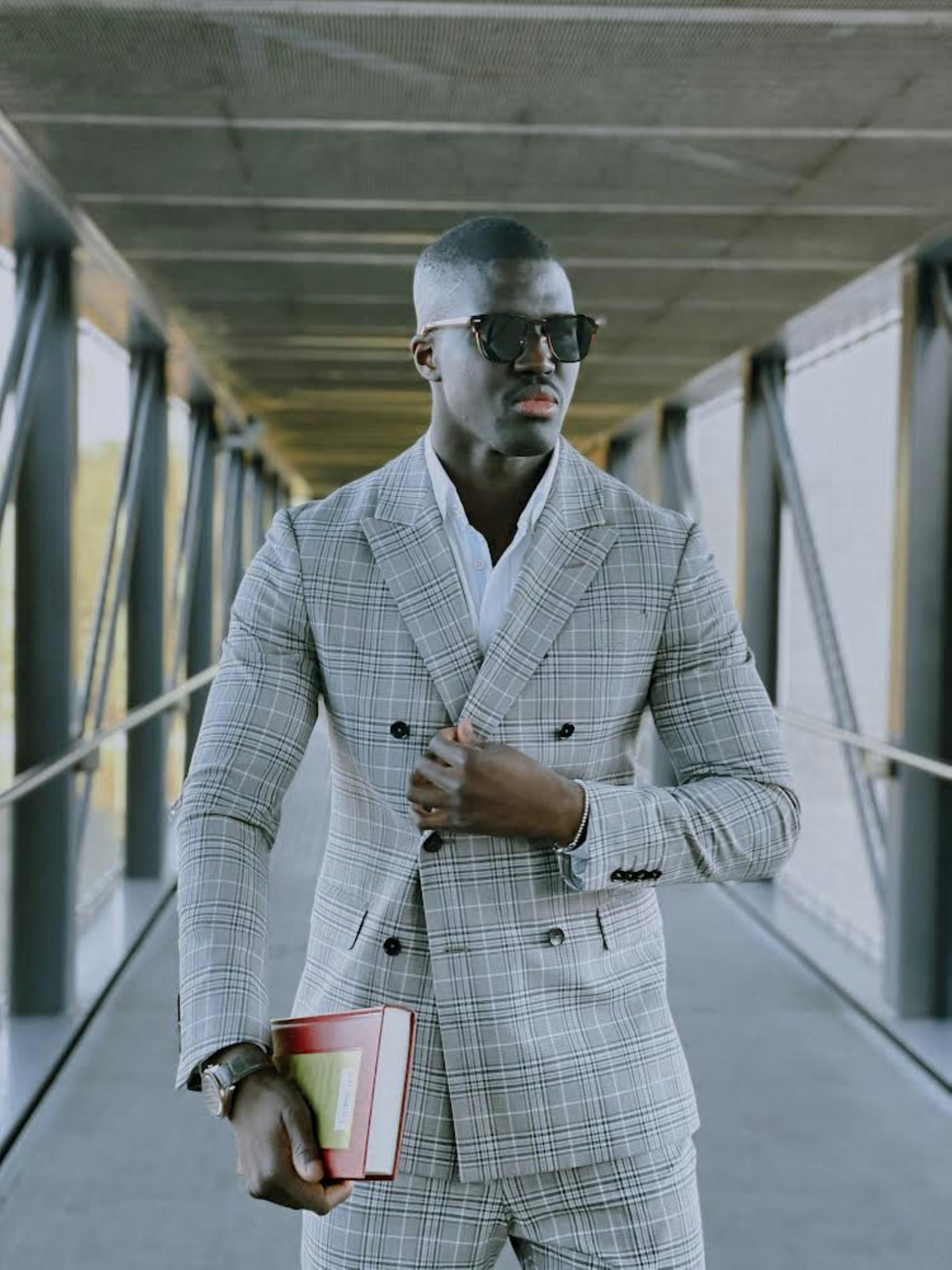 Suave man in a suit holding a book. photo – Free Man Image on Unsplash