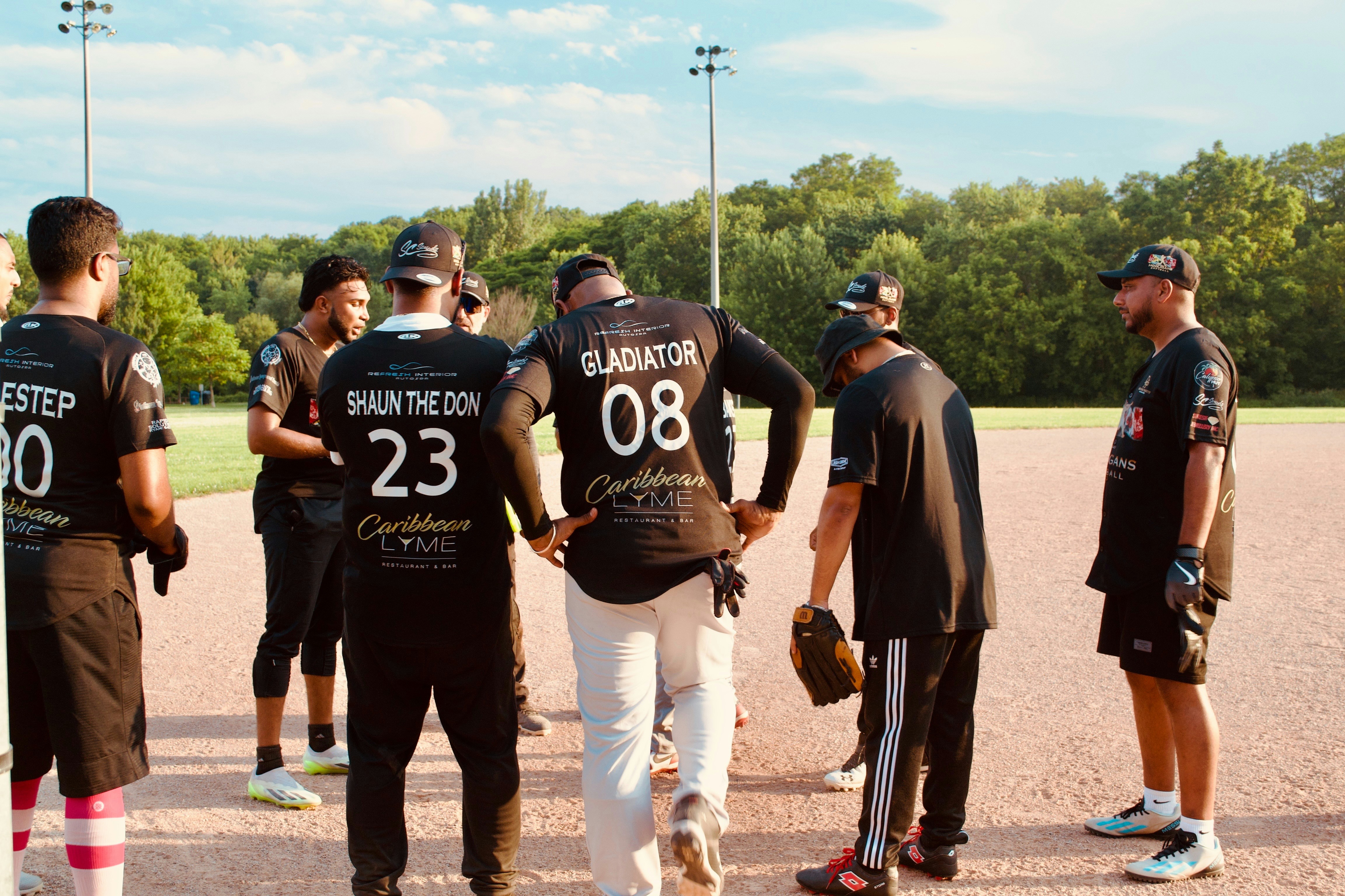 A softball team huddles on the field. photo – Free Man Image on Unsplash