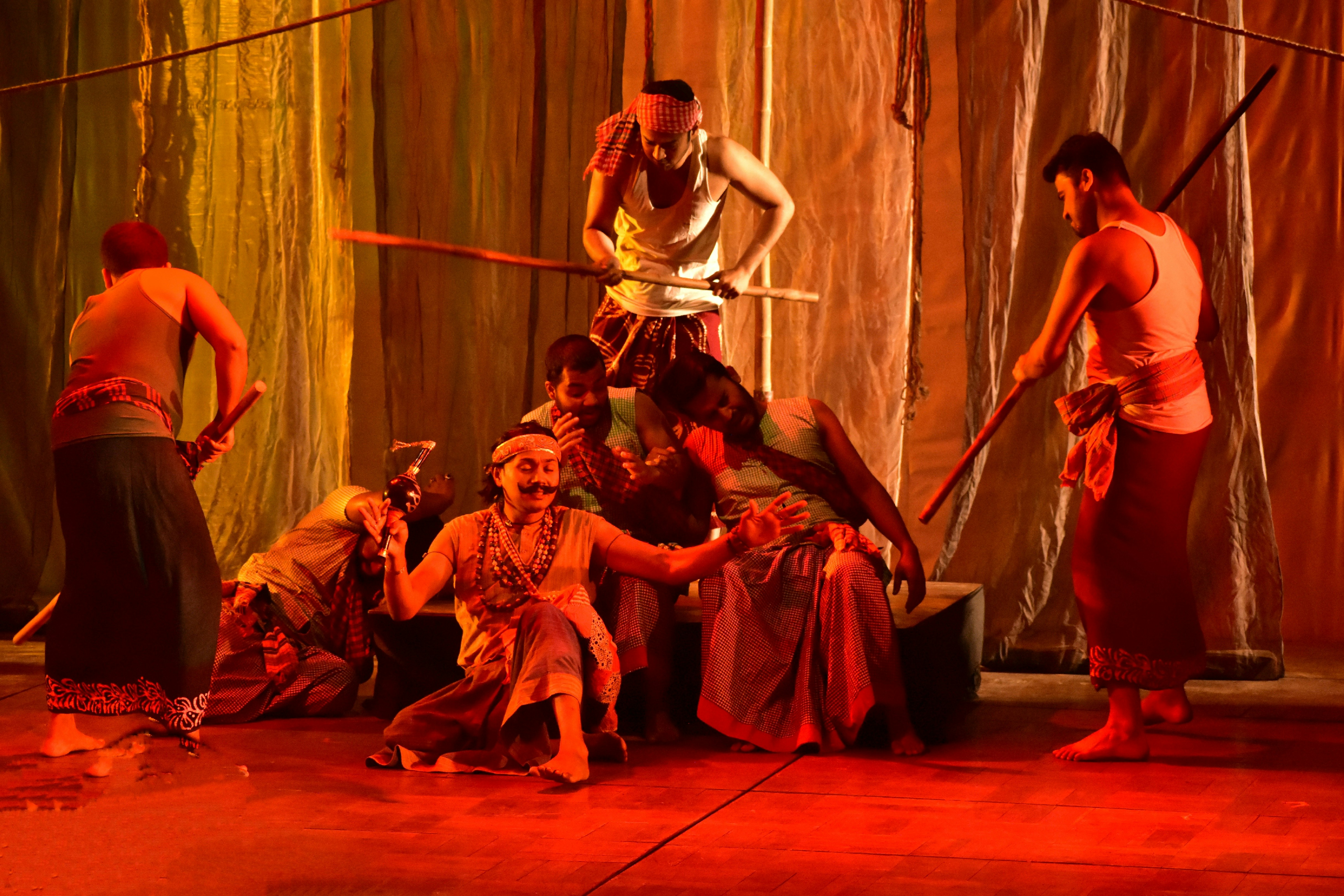 Los actores están en el escenario realizando una escena dramática. foto ...