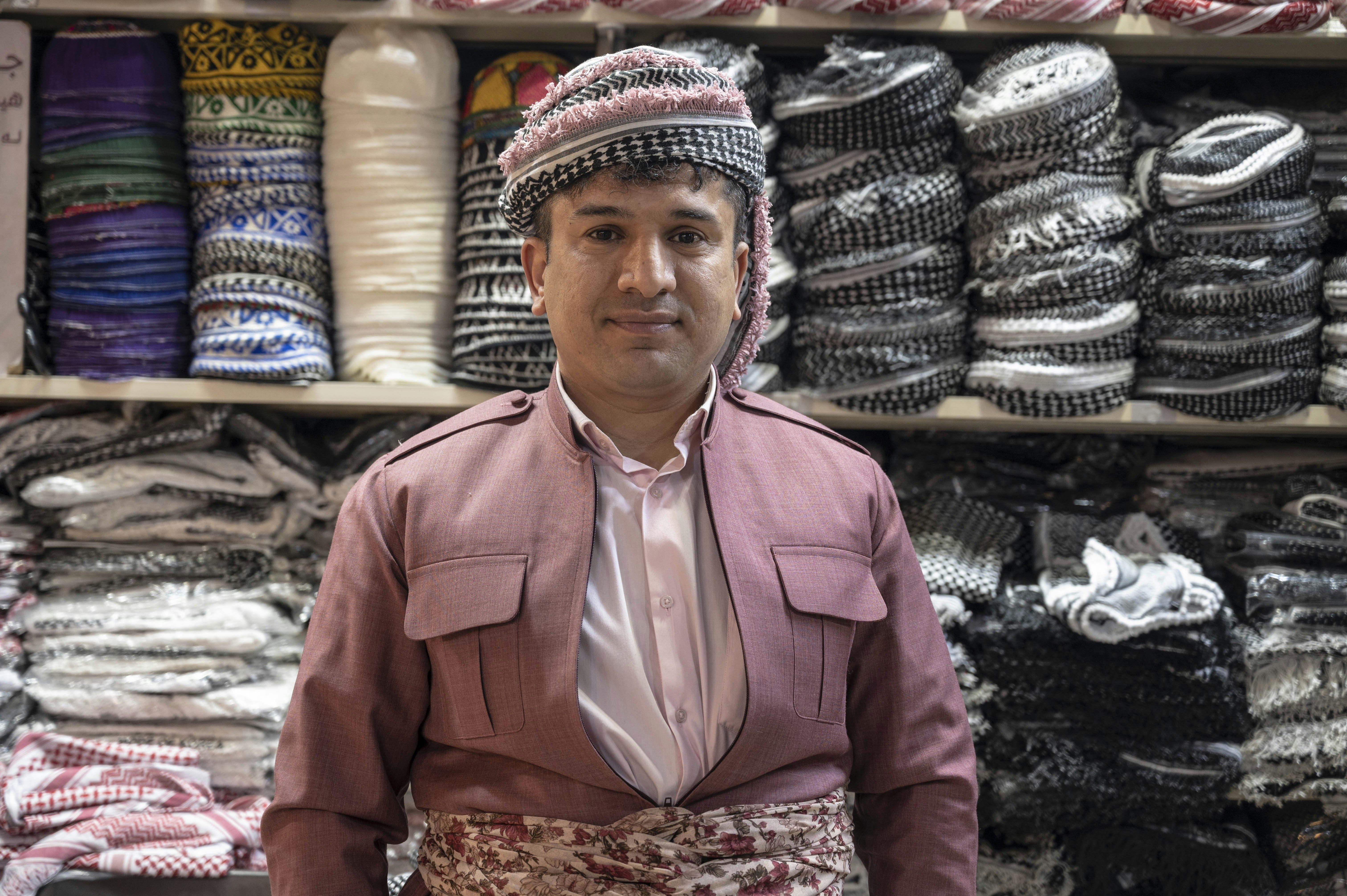 Homme en tenue traditionnelle avec couvre-chef. photo – Image gratuite ...