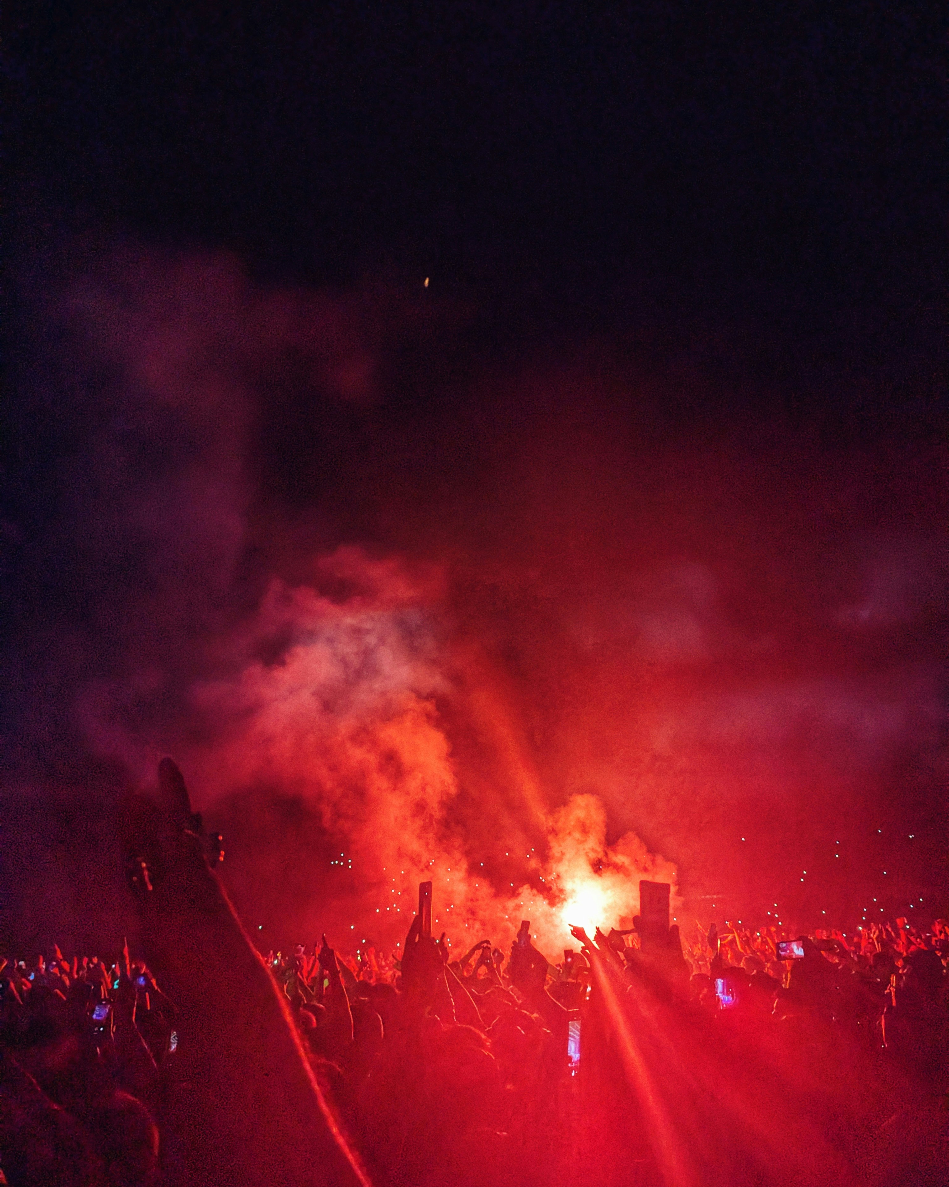 People are enjoying a concert with smoke and fire. photo – Free Light ...