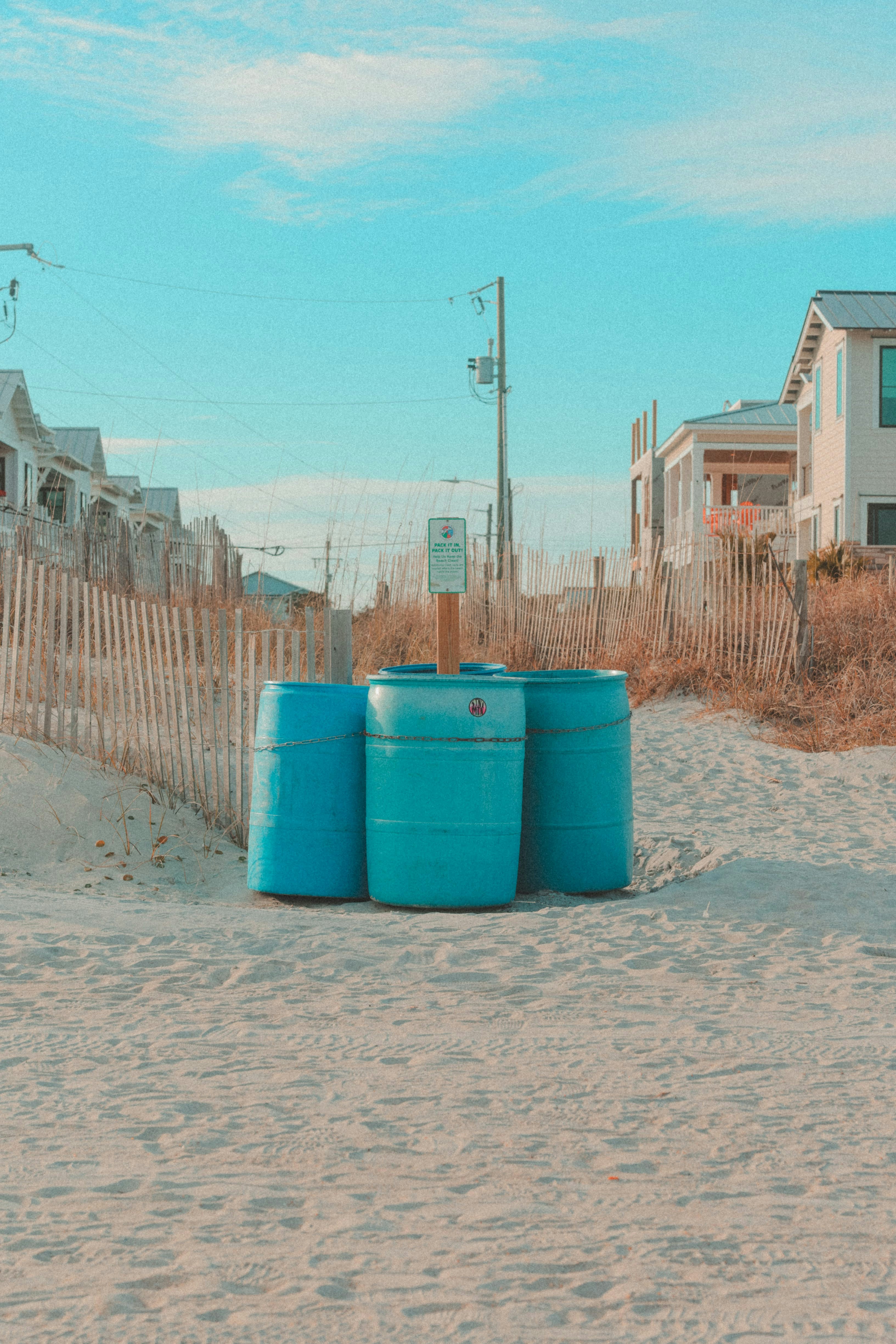 Blue barrels sit on a sandy beach. photo – Free Usa Image on Unsplash