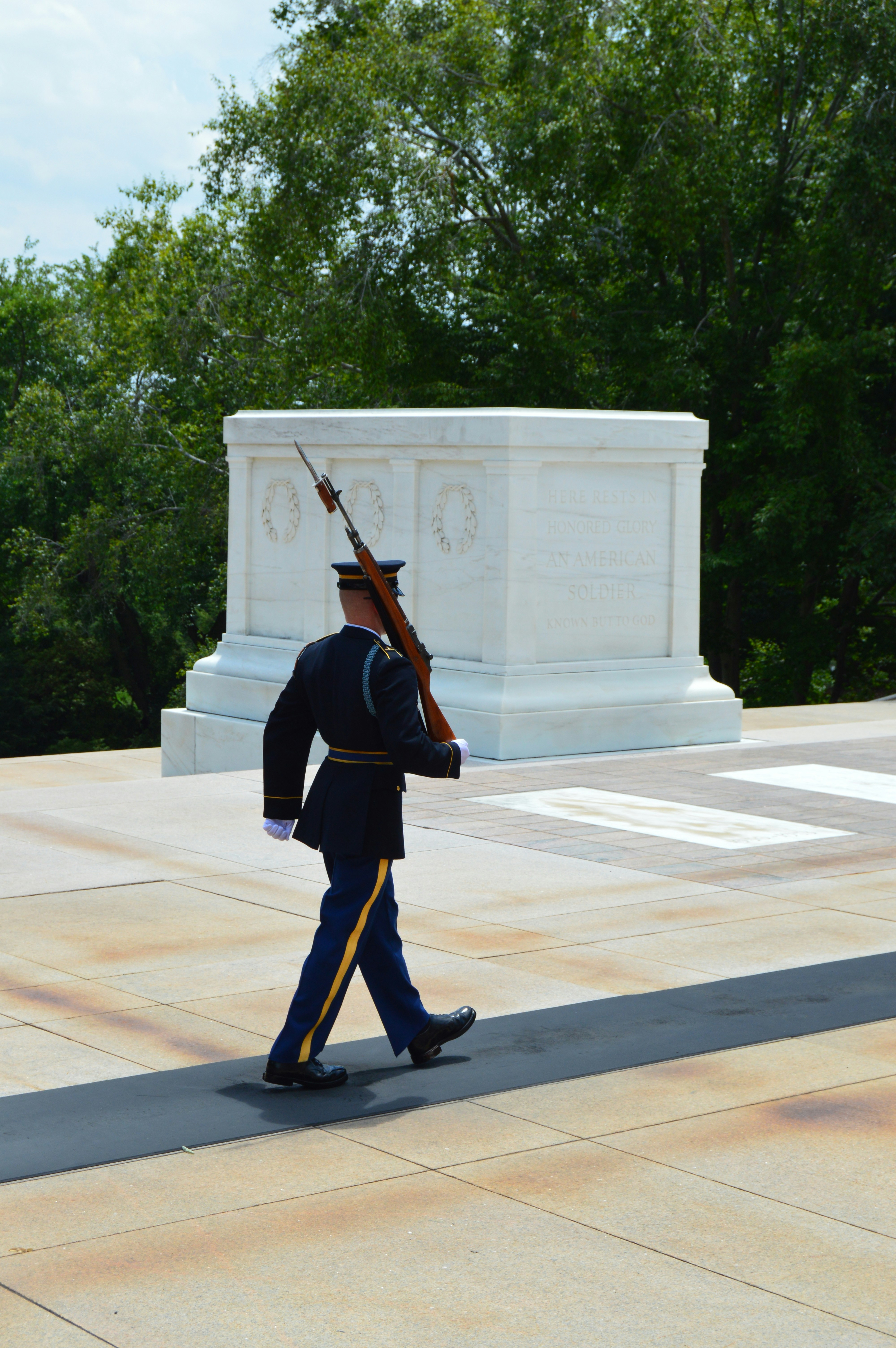 A soldier guards the tomb of the unknown soldier. photo – Free Man ...
