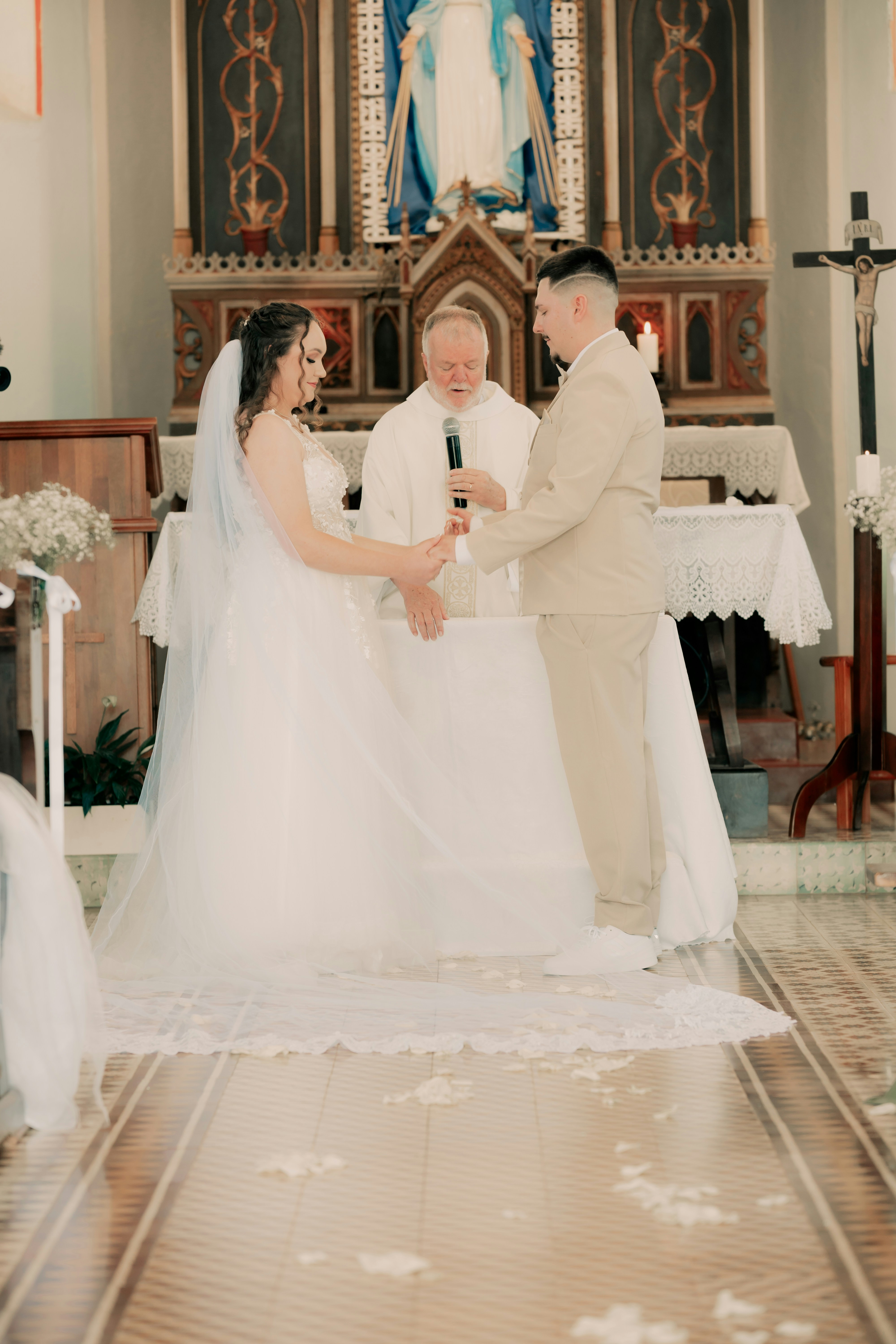 Couple exchanging vows during a church wedding ceremony. photo – Free ...