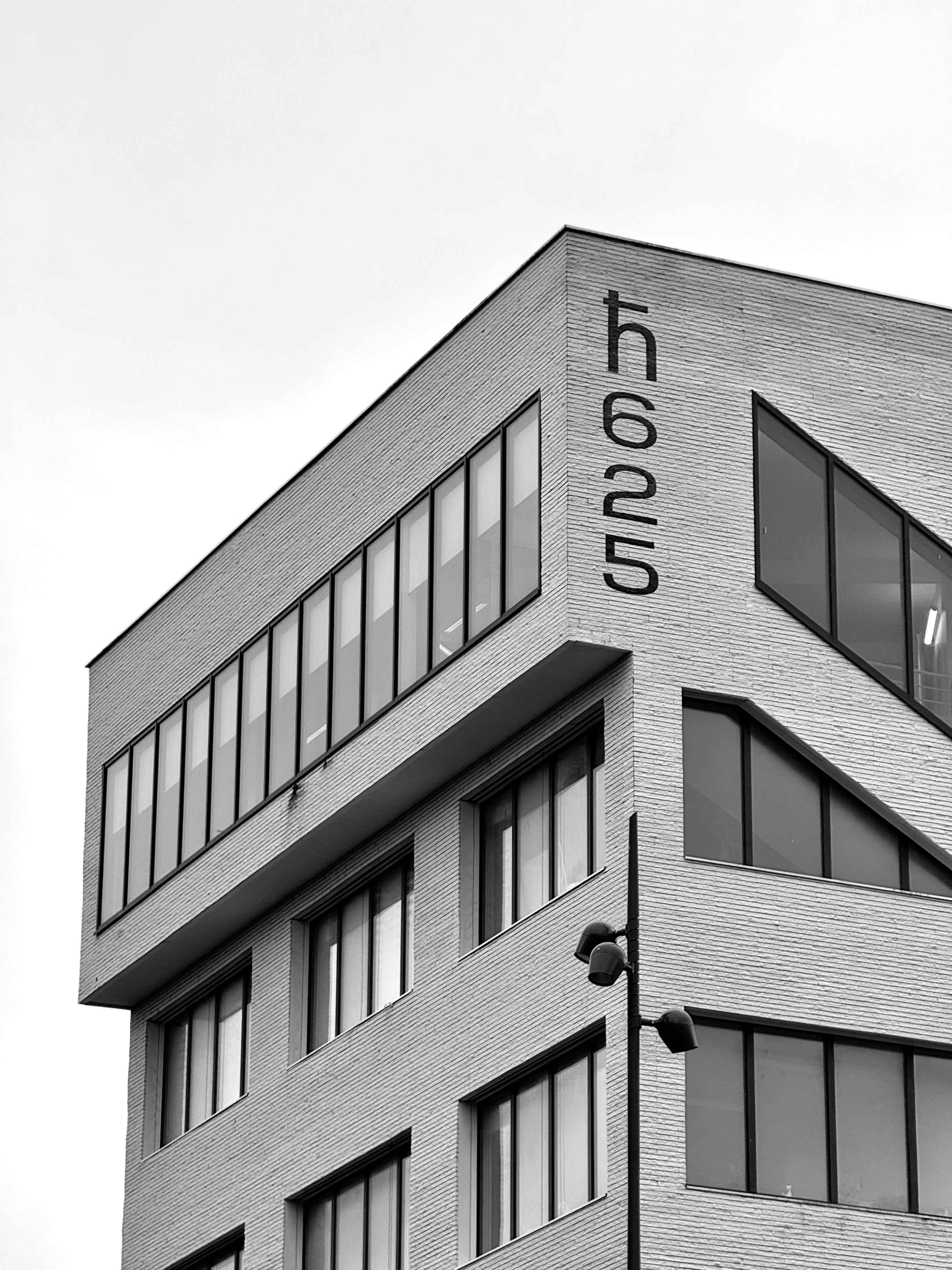 Edificio moderno con formas geométricas y grandes ventanales. foto ...
