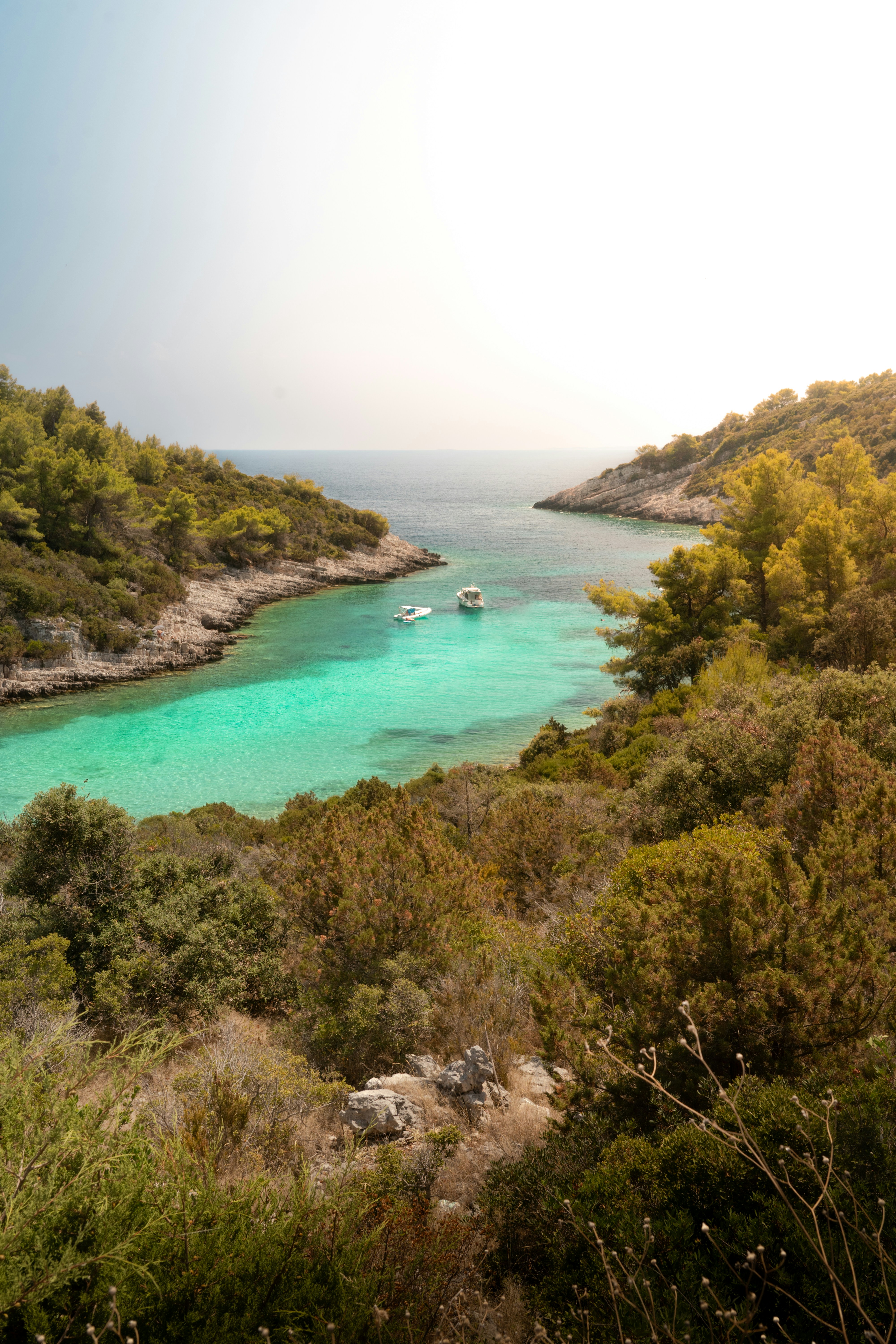 Preciosa agua turquesa y barcos en una cala. foto – Imagen de Bosque ...