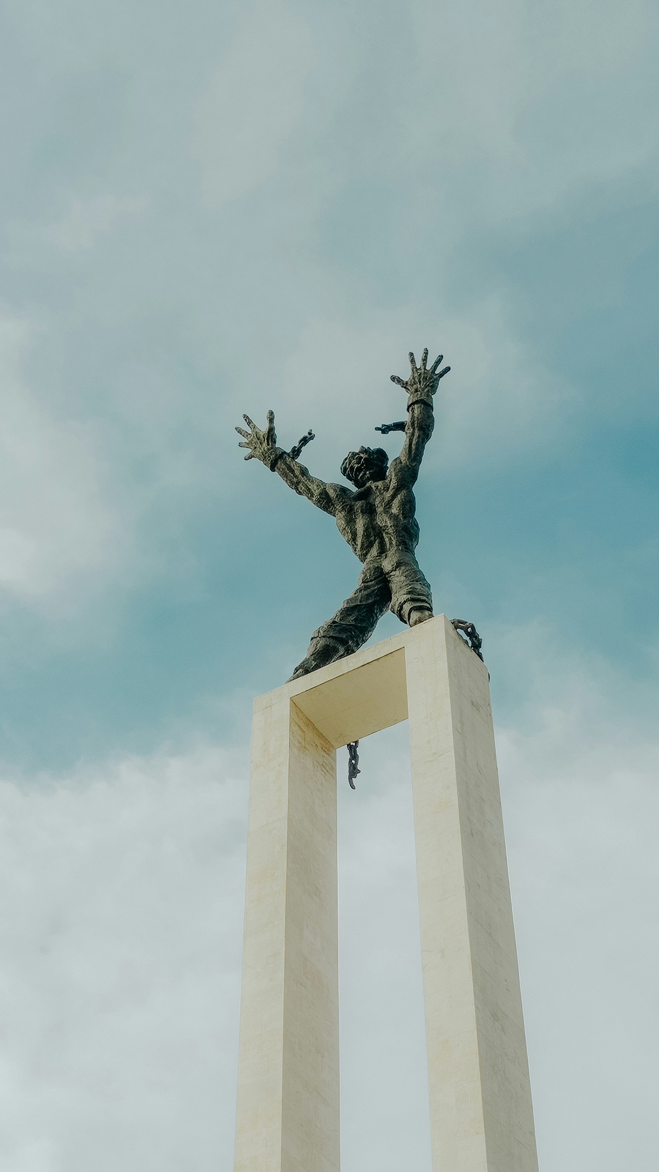 A statue of a man in freedom. photo – Free Travel Image on Unsplash