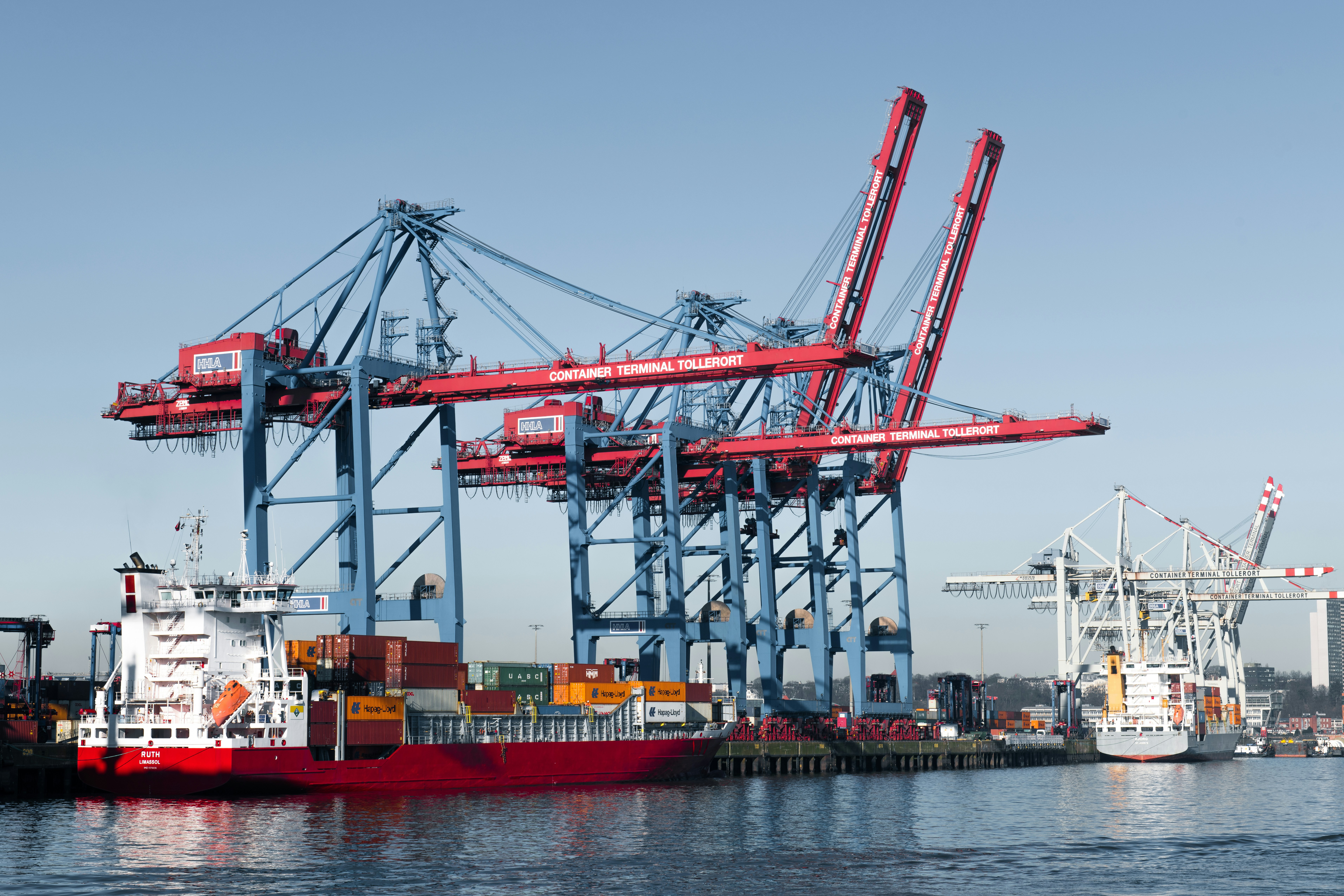 Dockkräne beladen ein Frachtschiff. Foto – Kostenloses Bild zum Thema ...