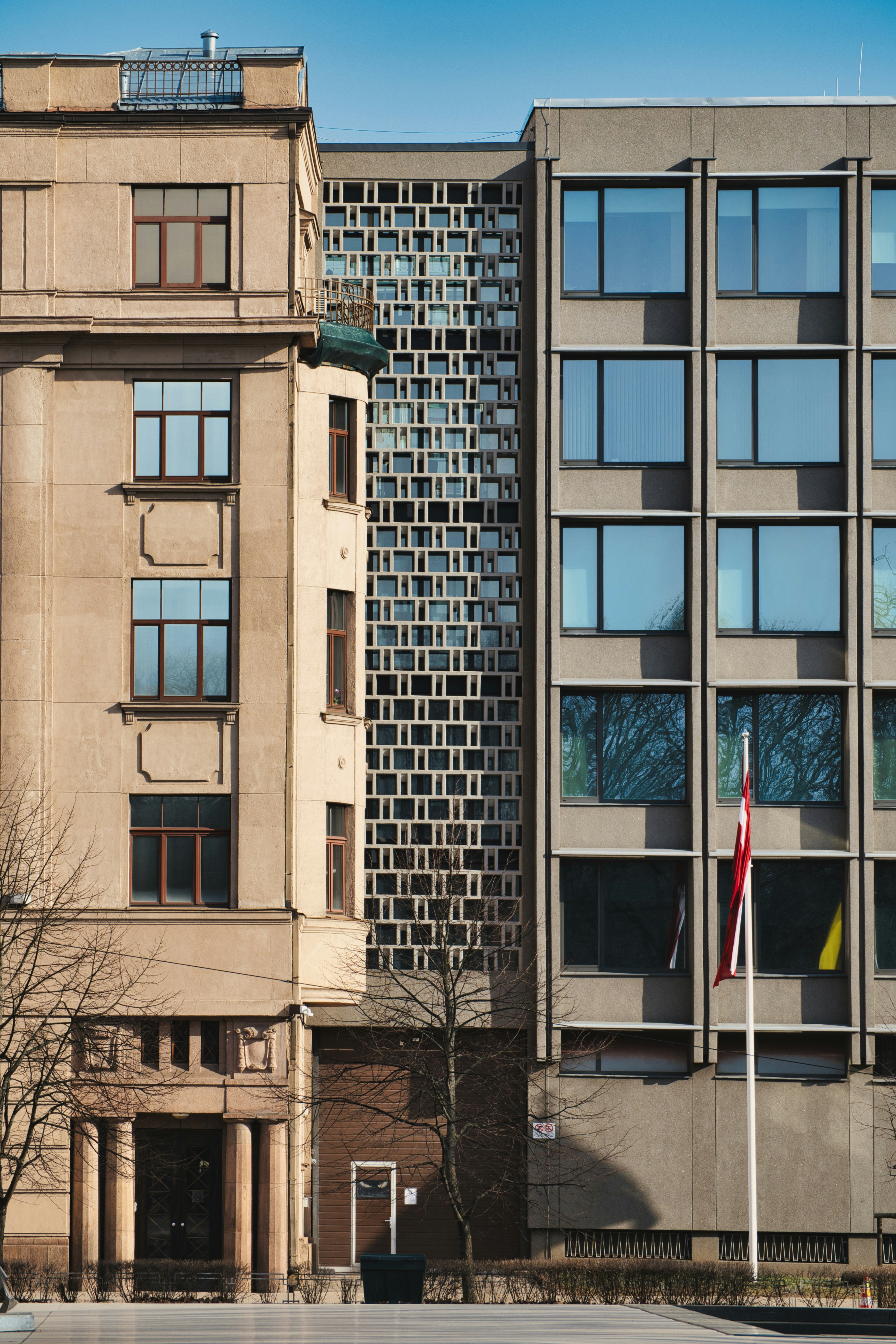 Des bâtiments de styles architecturaux différents se rejoignent. photo ...