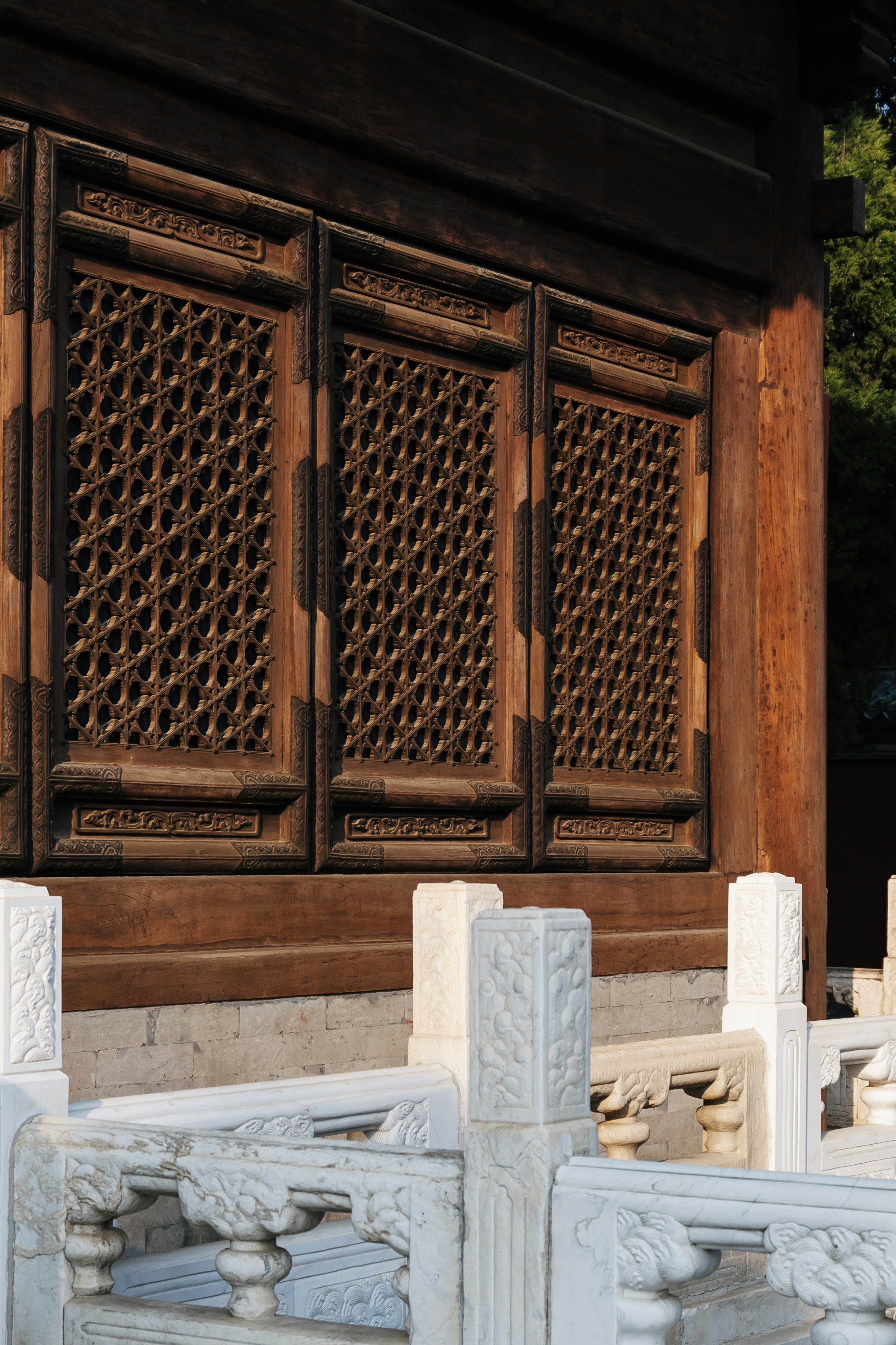 Wooden lattice windows of an asian building. photo – Free Architecture ...