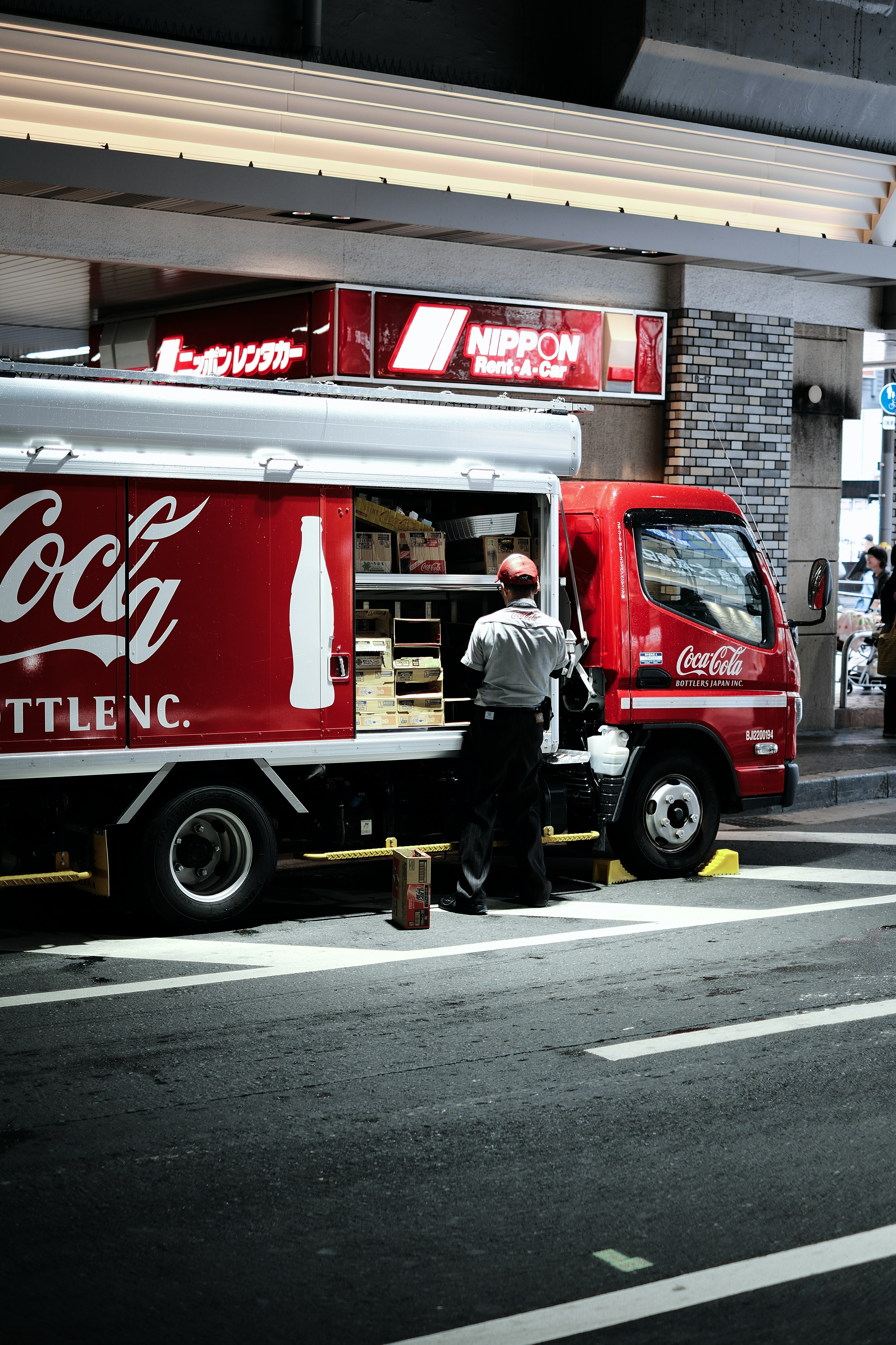 Un homme charge un camion de coca-cola dans une ville. photo – Image ...