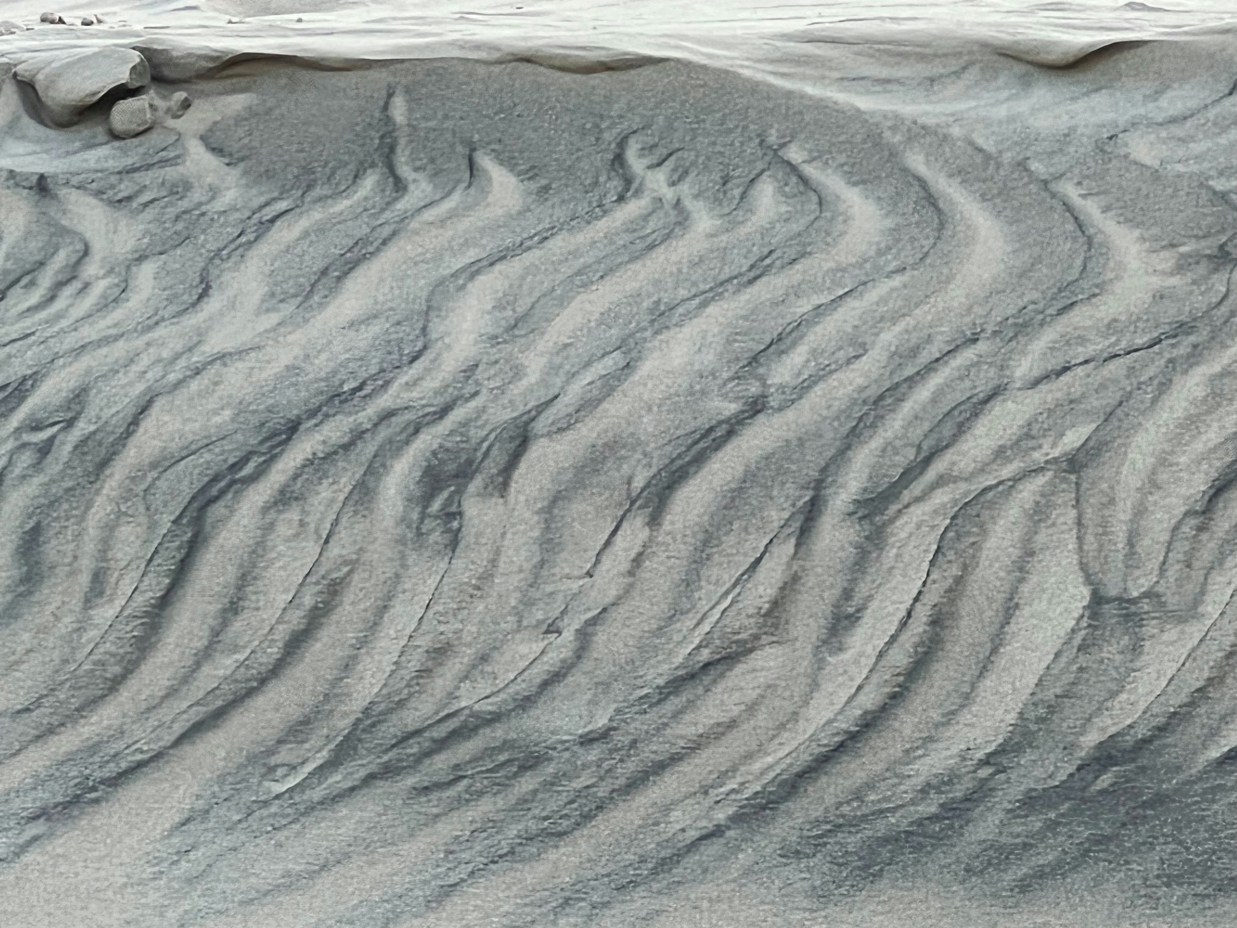 Wind-swept sand dunes create beautiful wavy patterns. photo – Free ...