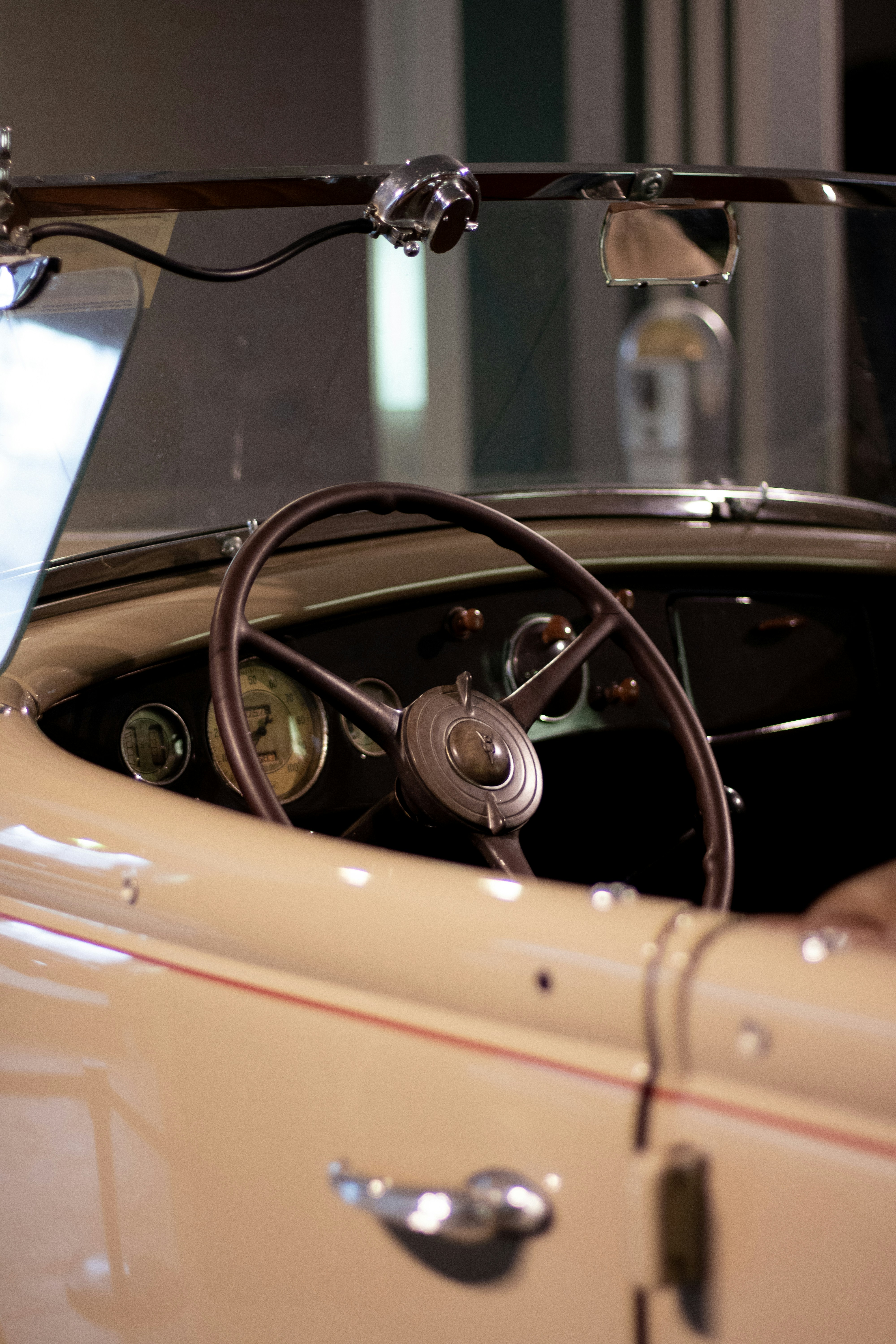 The interior of a classic car is shown. photo – Free Car Image on Unsplash