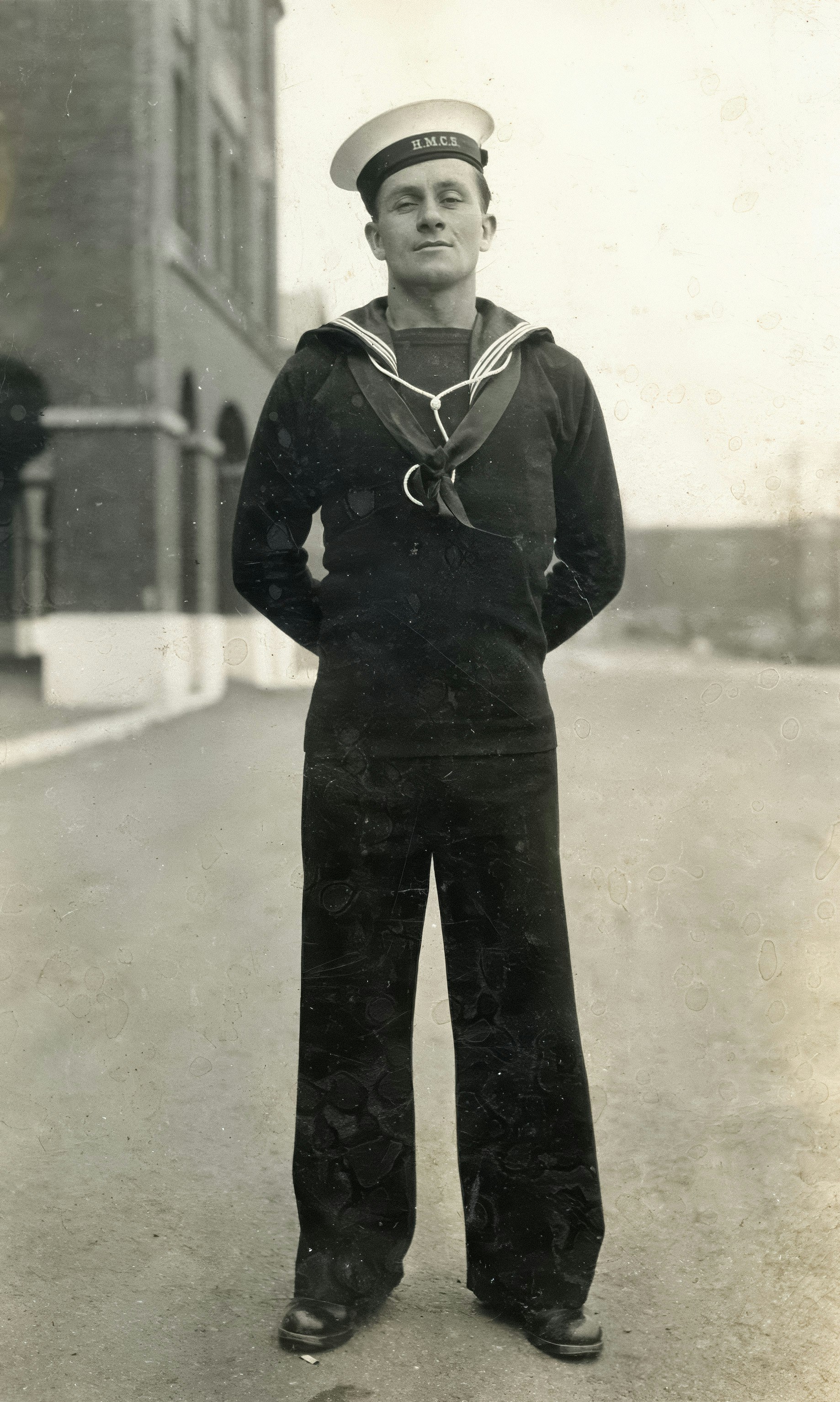 Un marin se tient fièrement en uniforme. photo – Image gratuite de ...