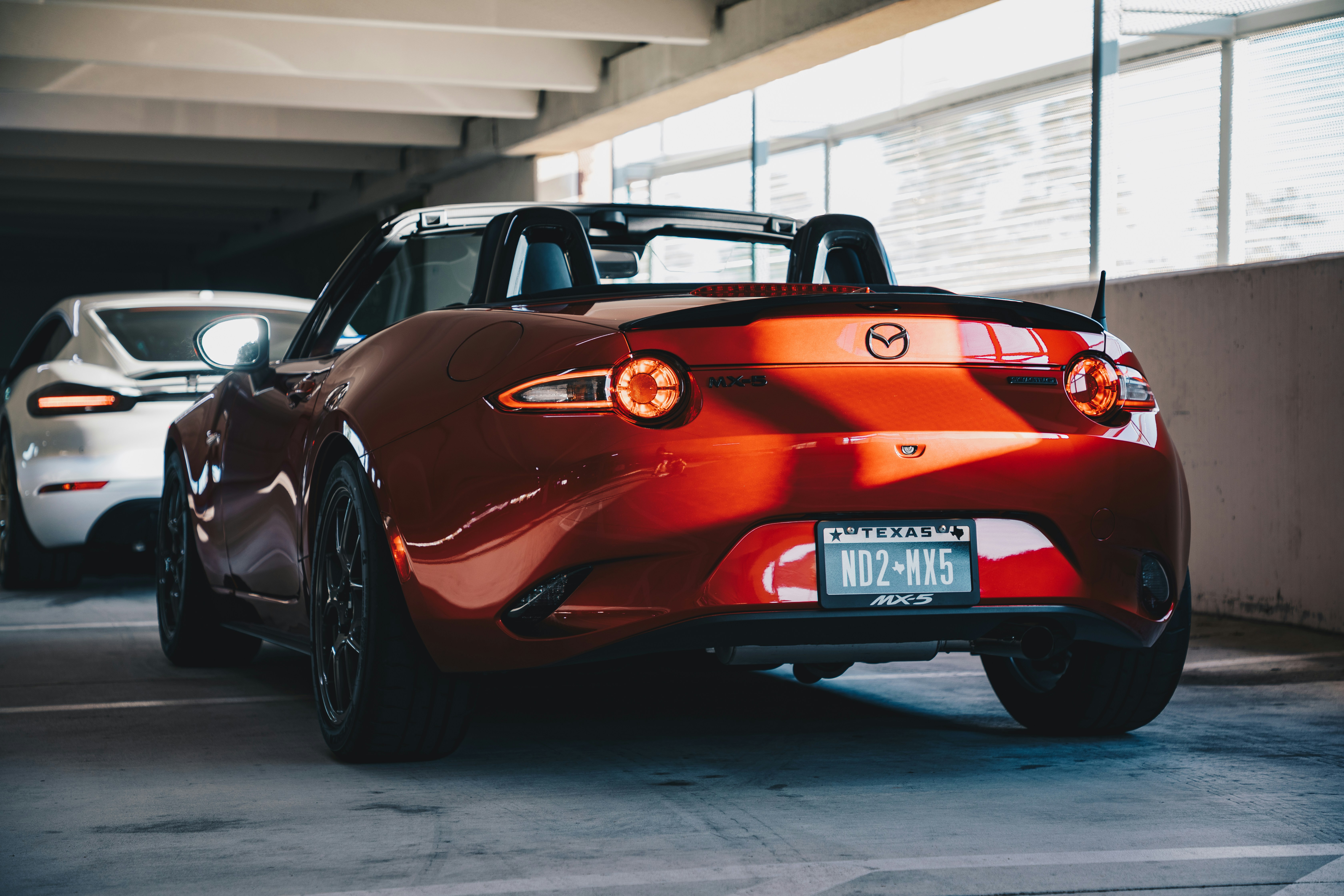 Une Mazda Miata rouge est garée à l’intérieur. photo – Image gratuite ...