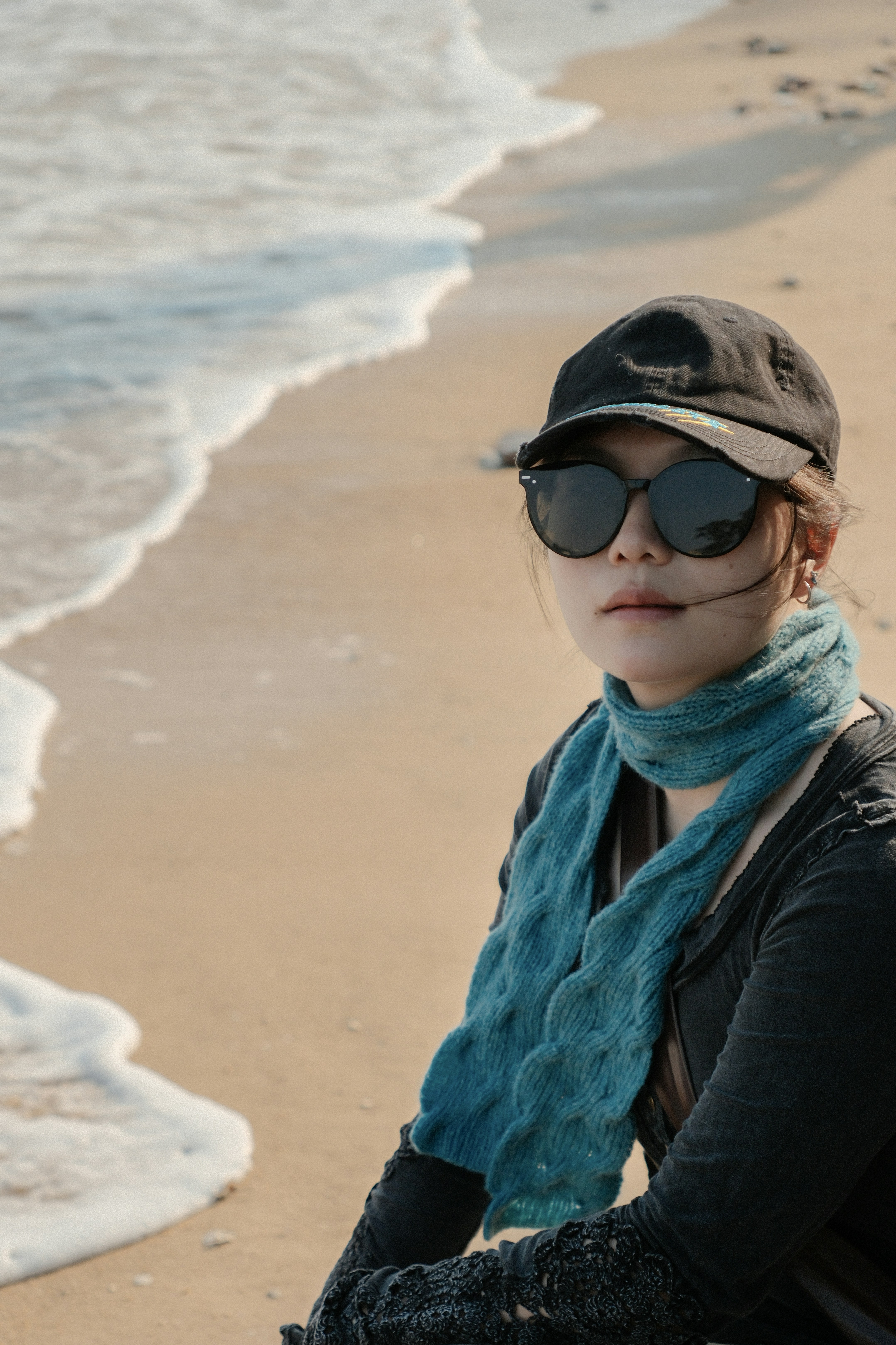 Mujer en una playa con gafas de sol y sombrero. foto – Imagen de Playa ...