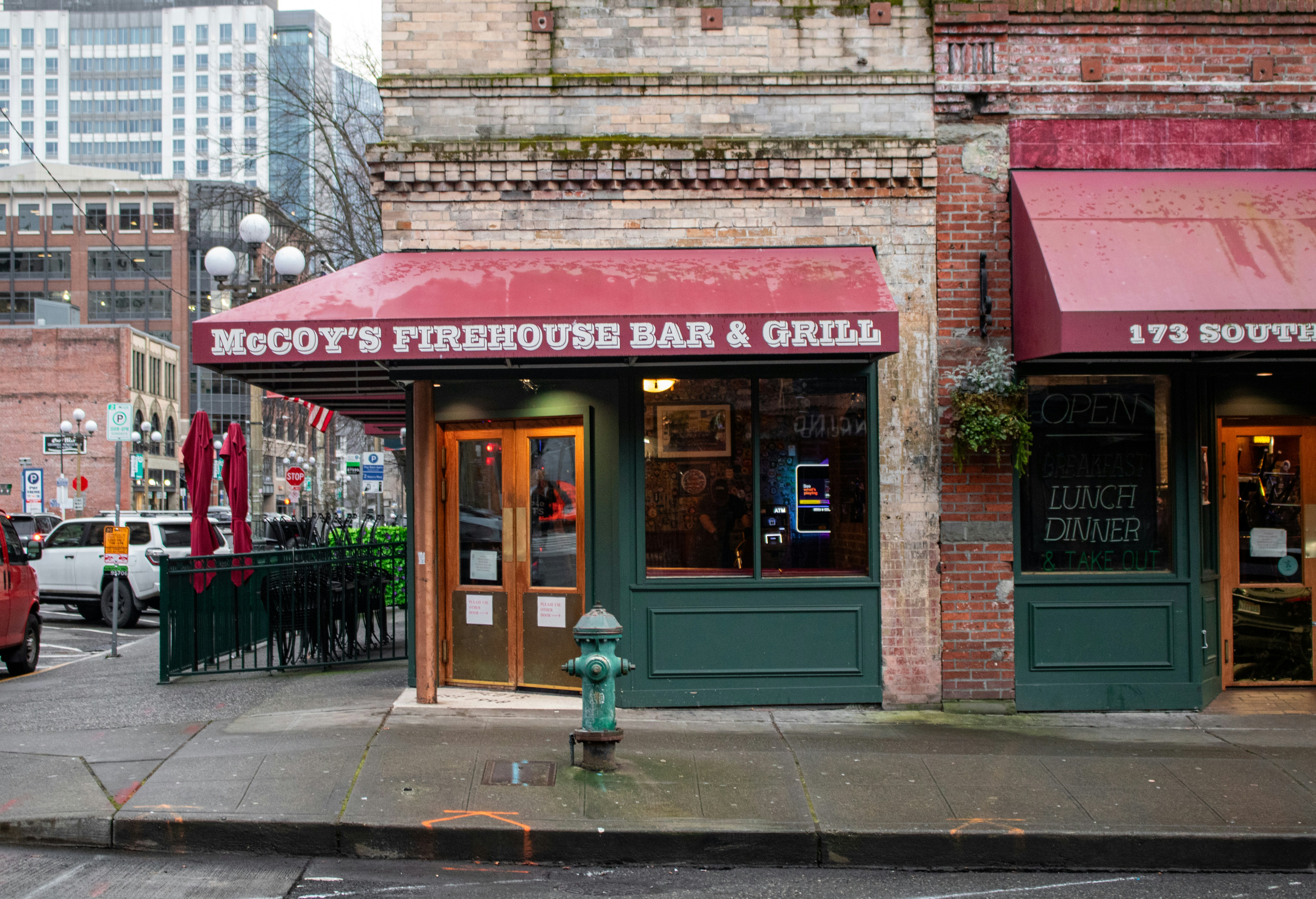 The image shows the exterior of a bar. photo – Free City Image on Unsplash