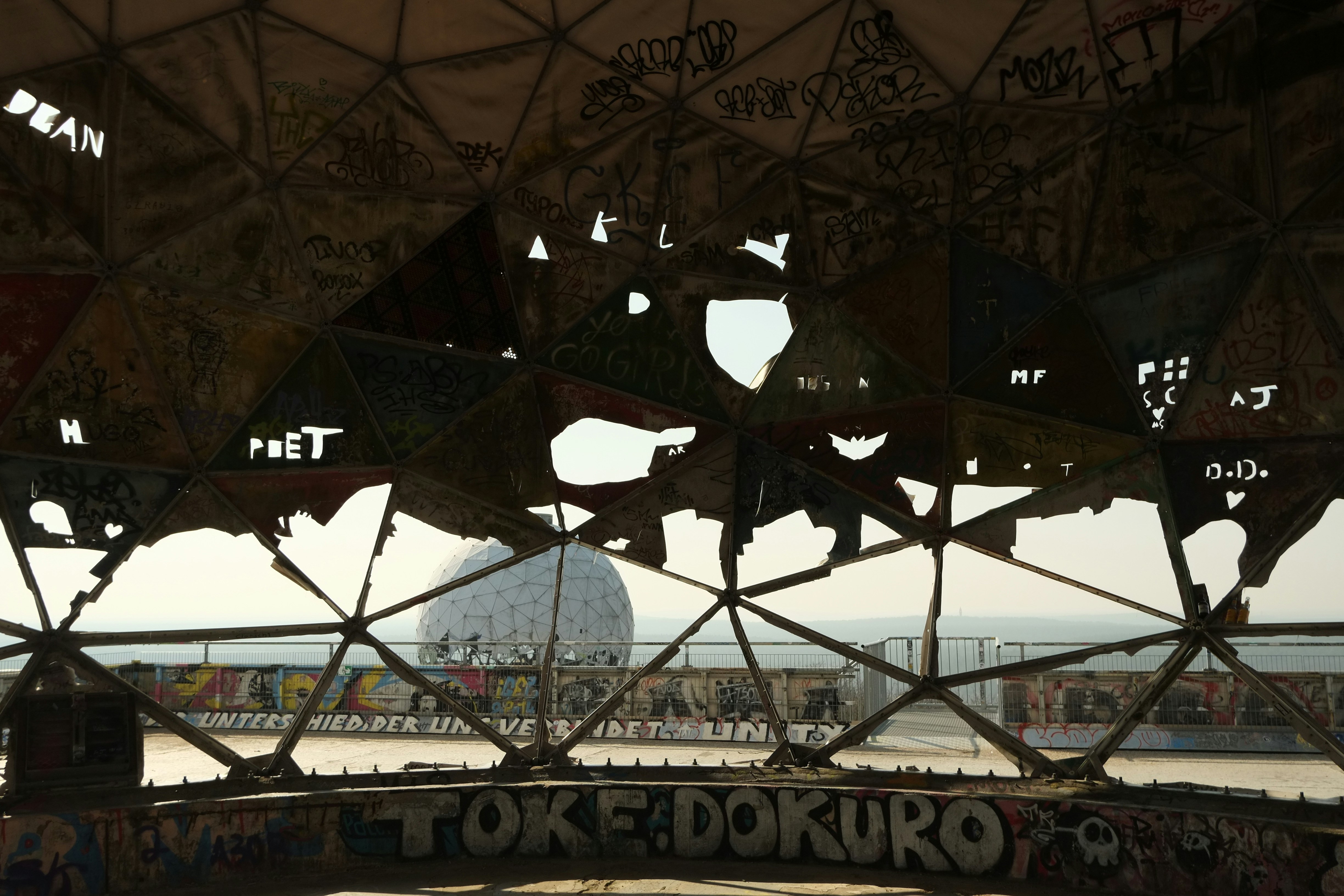 Broken Fenster: a skyline through a tessellated ruin