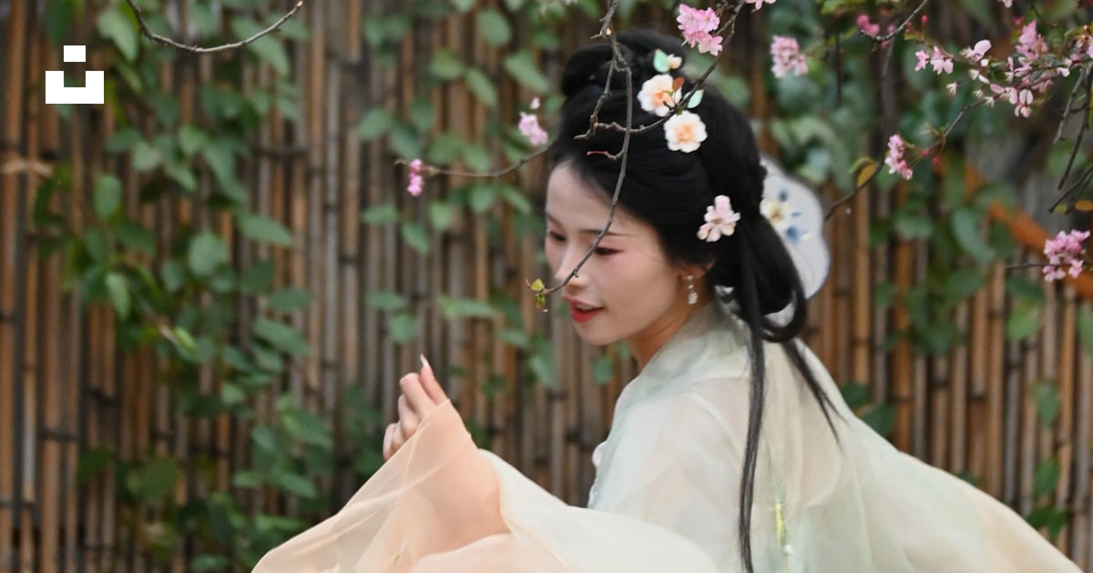 활짝 핀 벚꽃 아래 전통 의상을 입은 여자 사진 Unsplash의 무료 꽃 이미지