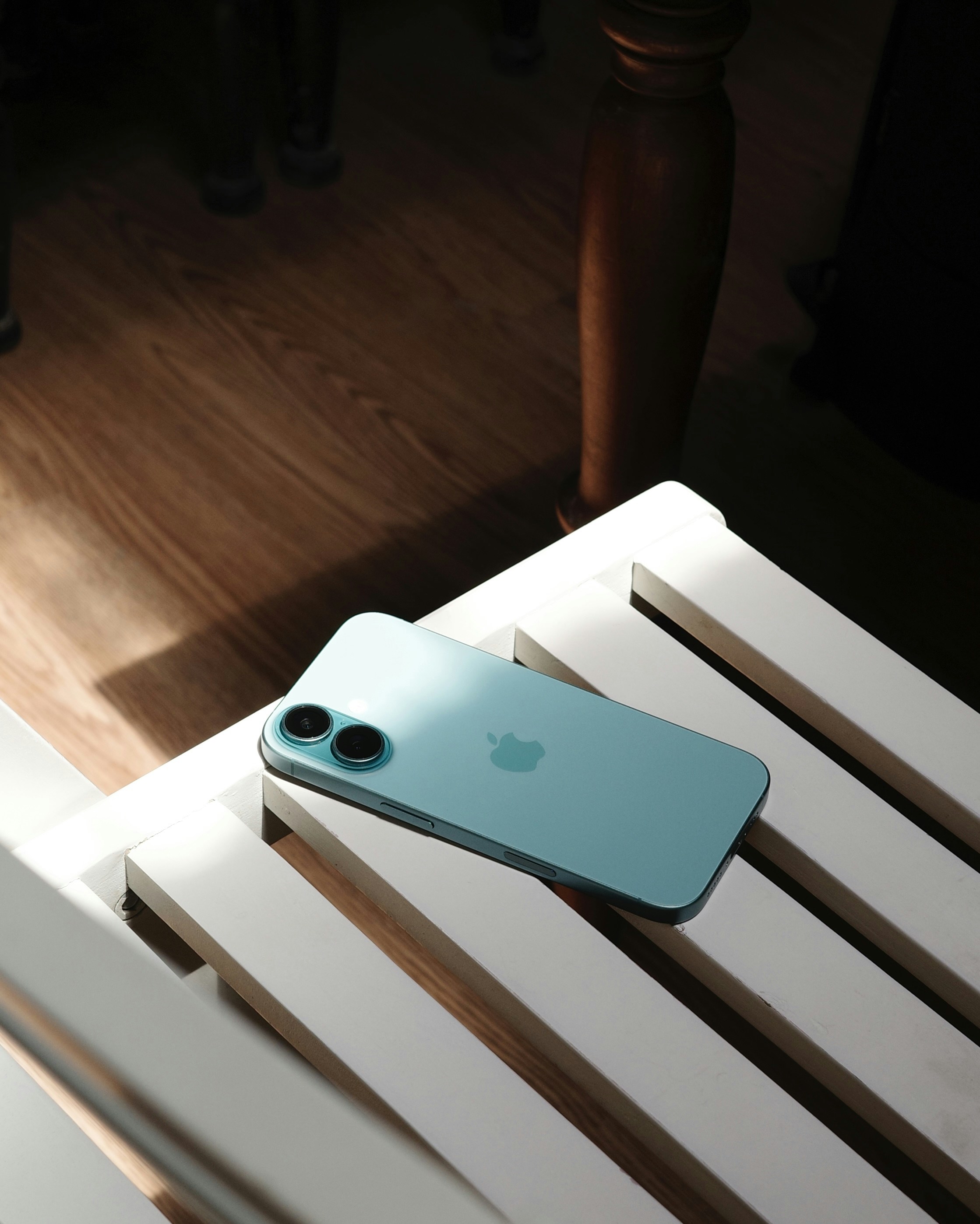 A blue iPhone rests on a wooden bench. photo – Free Phone Image on Unsplash