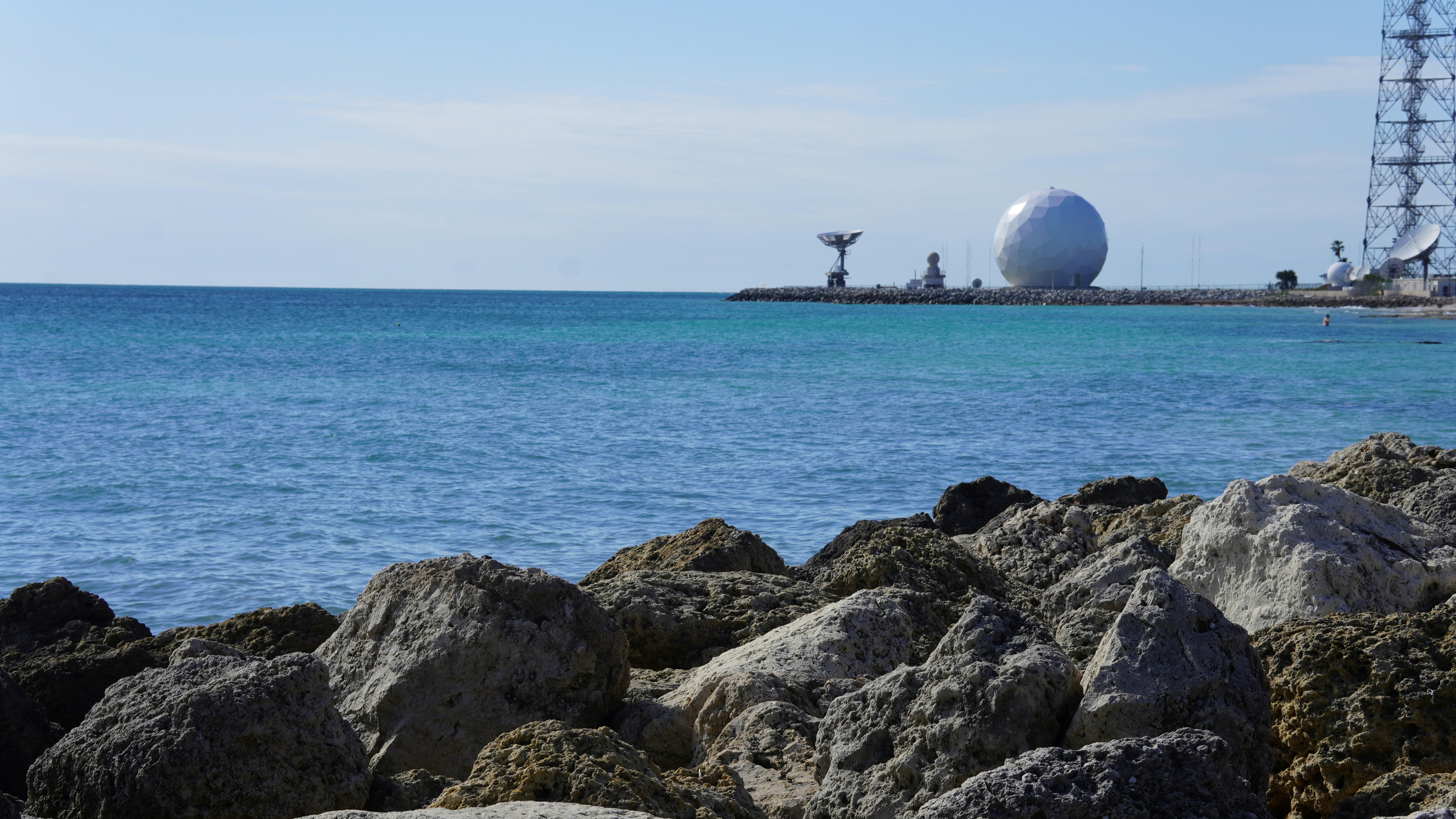 Les rochers encadrent l’océan avec une structure étrange. photo – Image ...